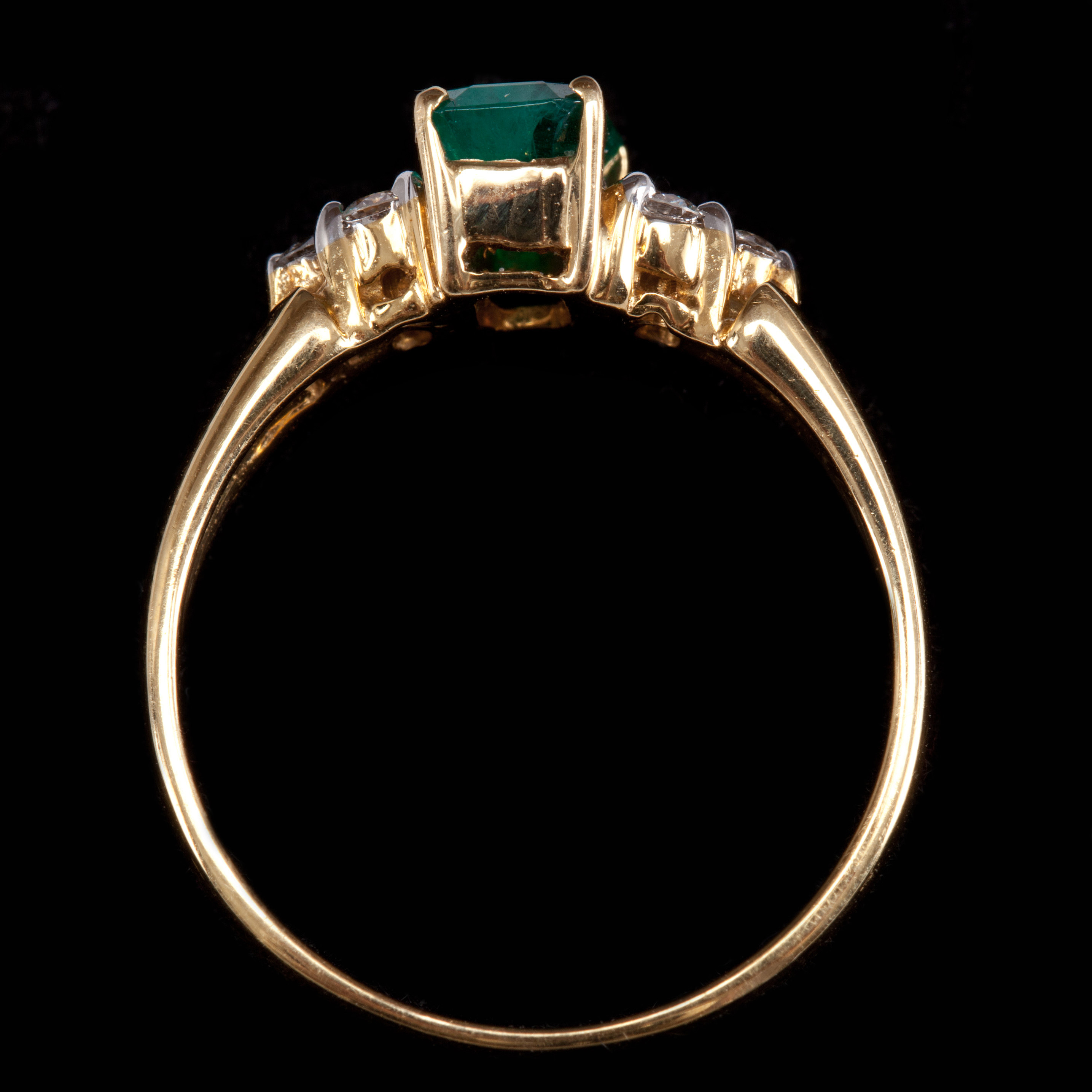 RING, 18k guld med smaragd samt briljantslipade diamanter. Vikt 3 g. - Bukowskis