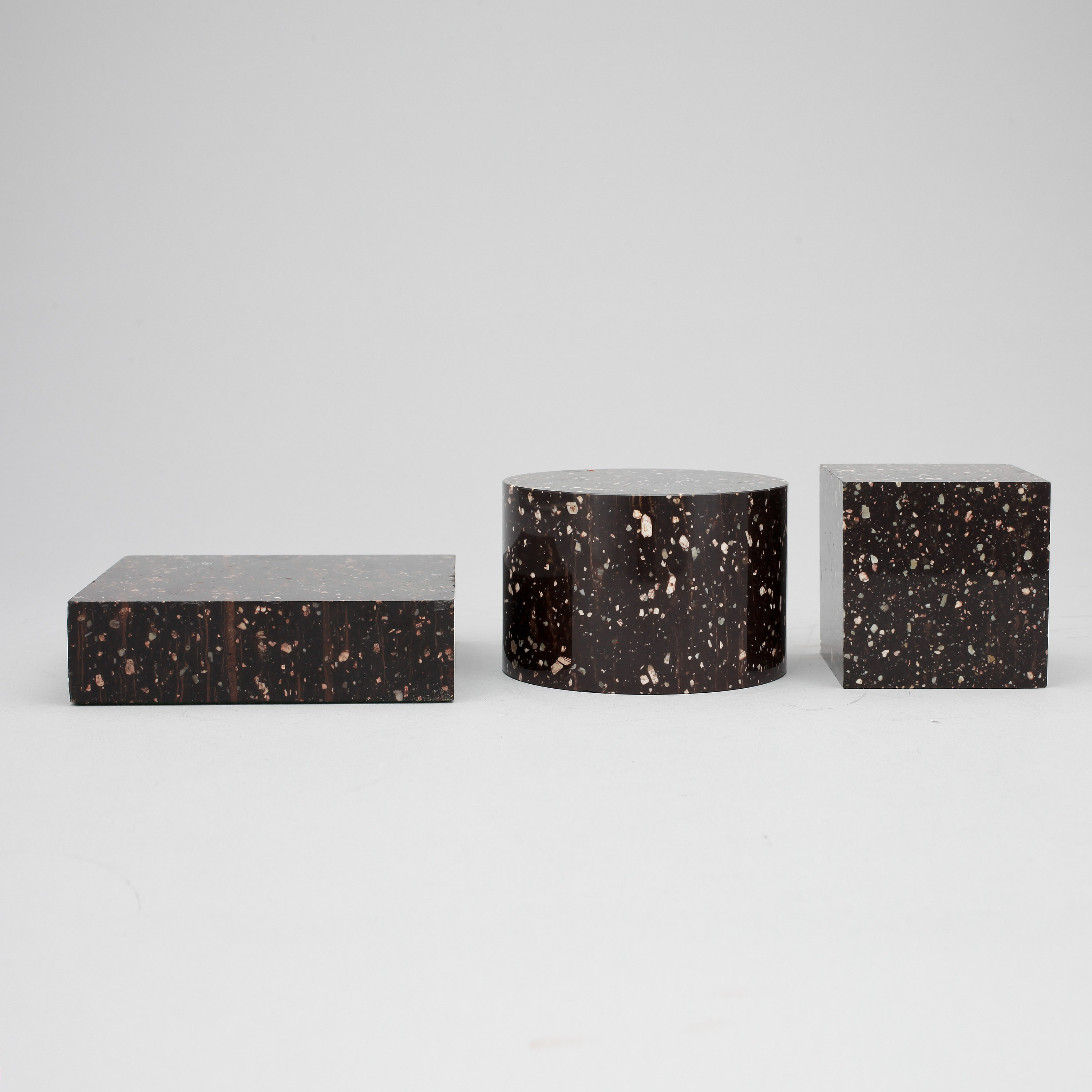 SOCKLAR, 3 st, porfyr, 1800-talets första hälft. - Bukowskis