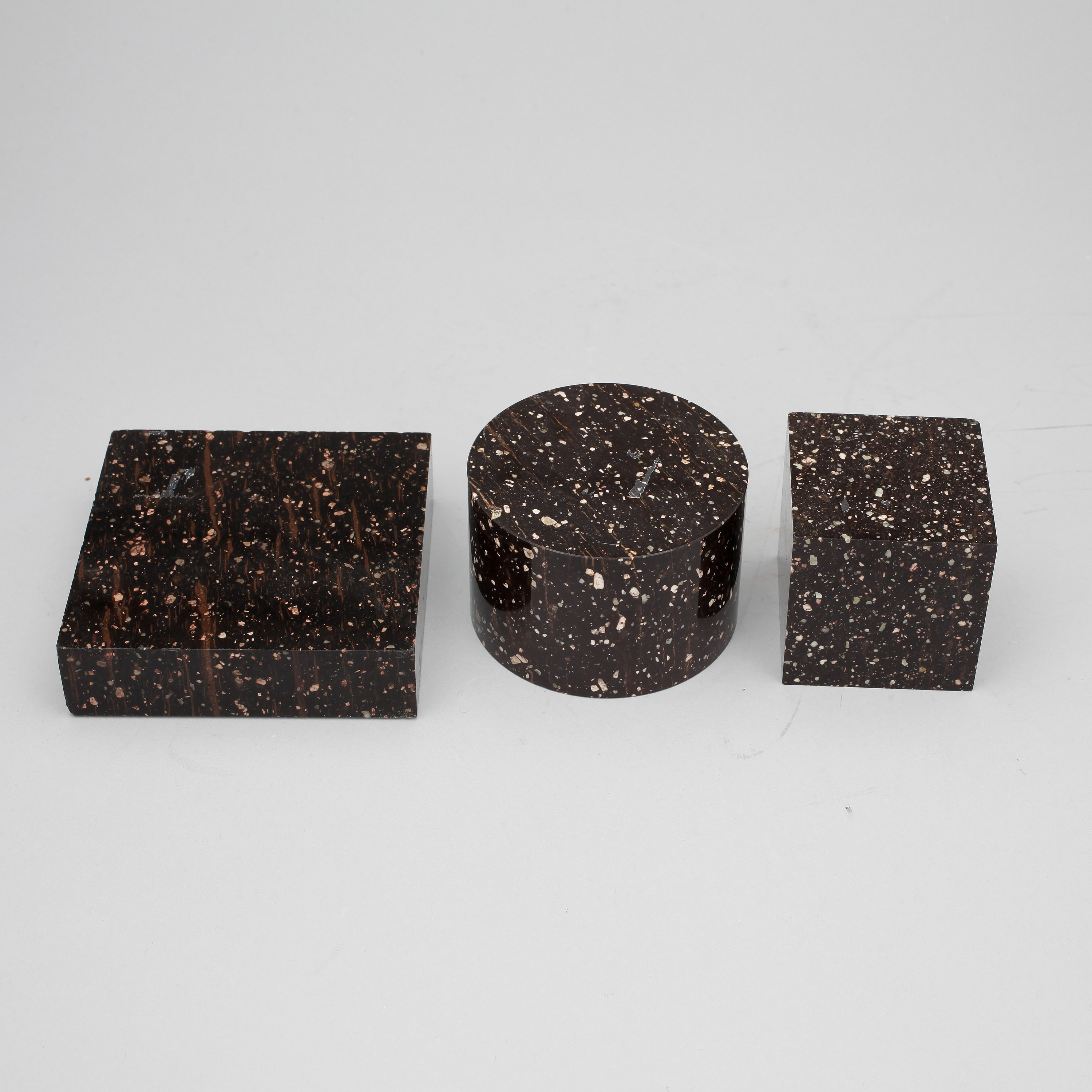 SOCKLAR, 3 st, porfyr, 1800-talets första hälft. - Bukowskis