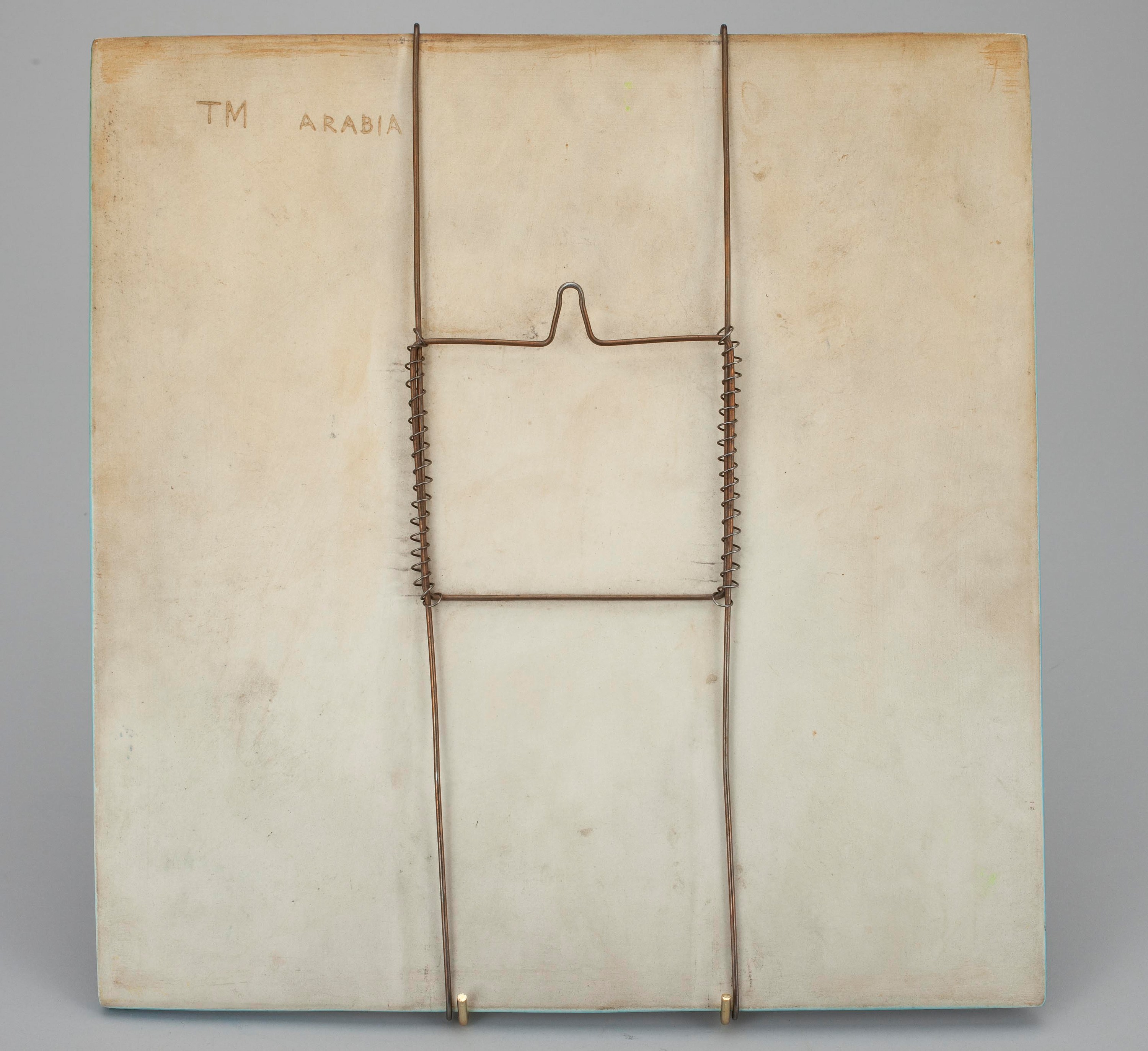 VÄGGPLAKETT, keramik, Toini Muona, signerad i godset TM Arabia. - Bukowskis