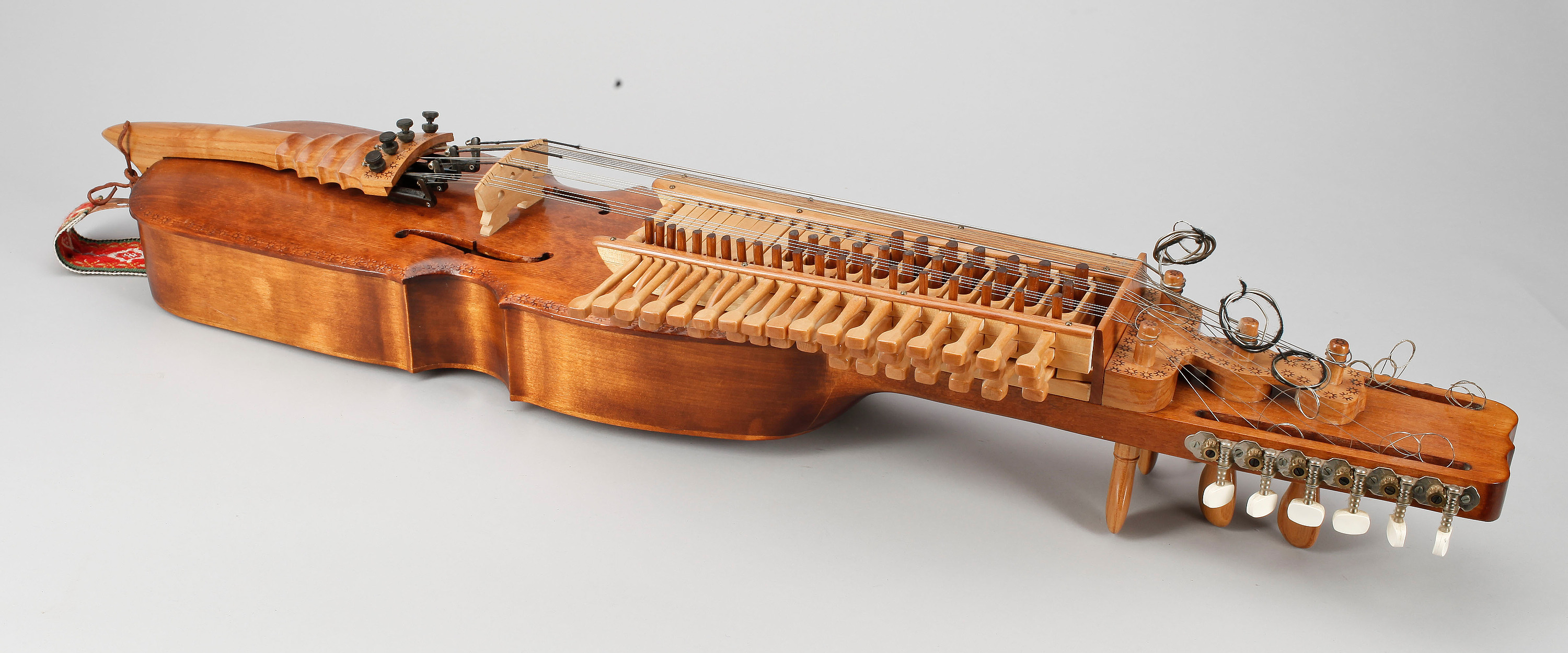 NYCKELHARPA, Byggd av Hans Månsson, Hallstavik, 1970-tal. - Bukowskis