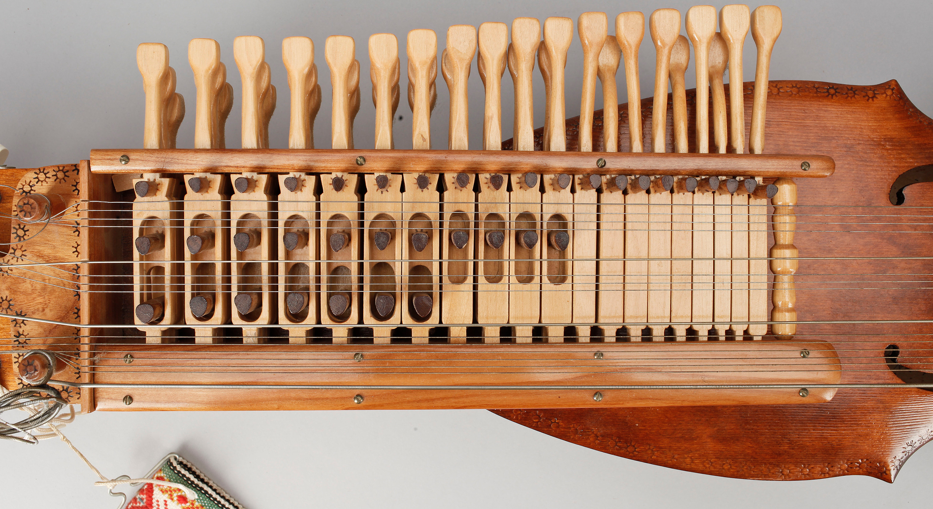 NYCKELHARPA, Byggd av Hans Månsson, Hallstavik, 1970-tal. - Bukowskis