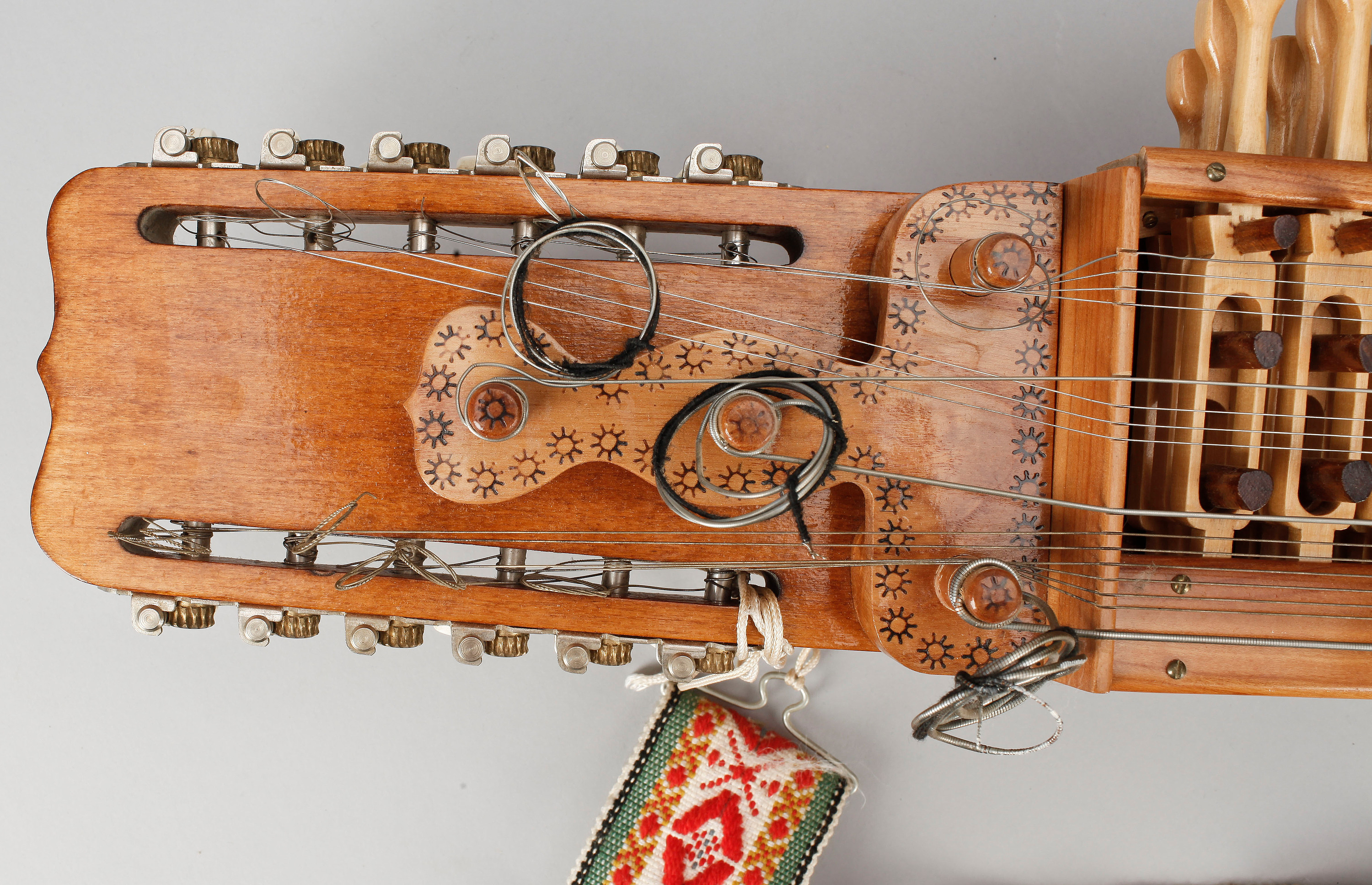 NYCKELHARPA, Byggd av Hans Månsson, Hallstavik, 1970-tal. - Bukowskis