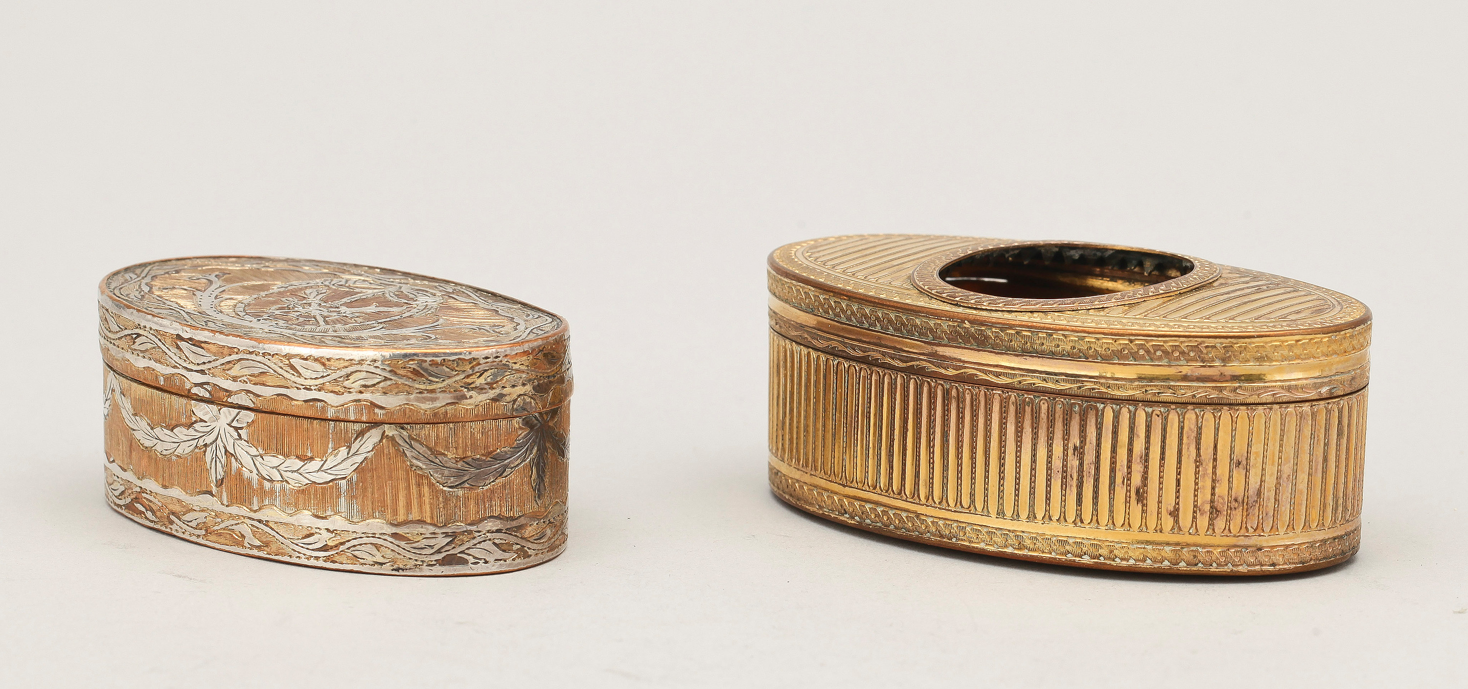 DOSOR, 2 st, förgylld metall, 1700-tal. - Bukowskis