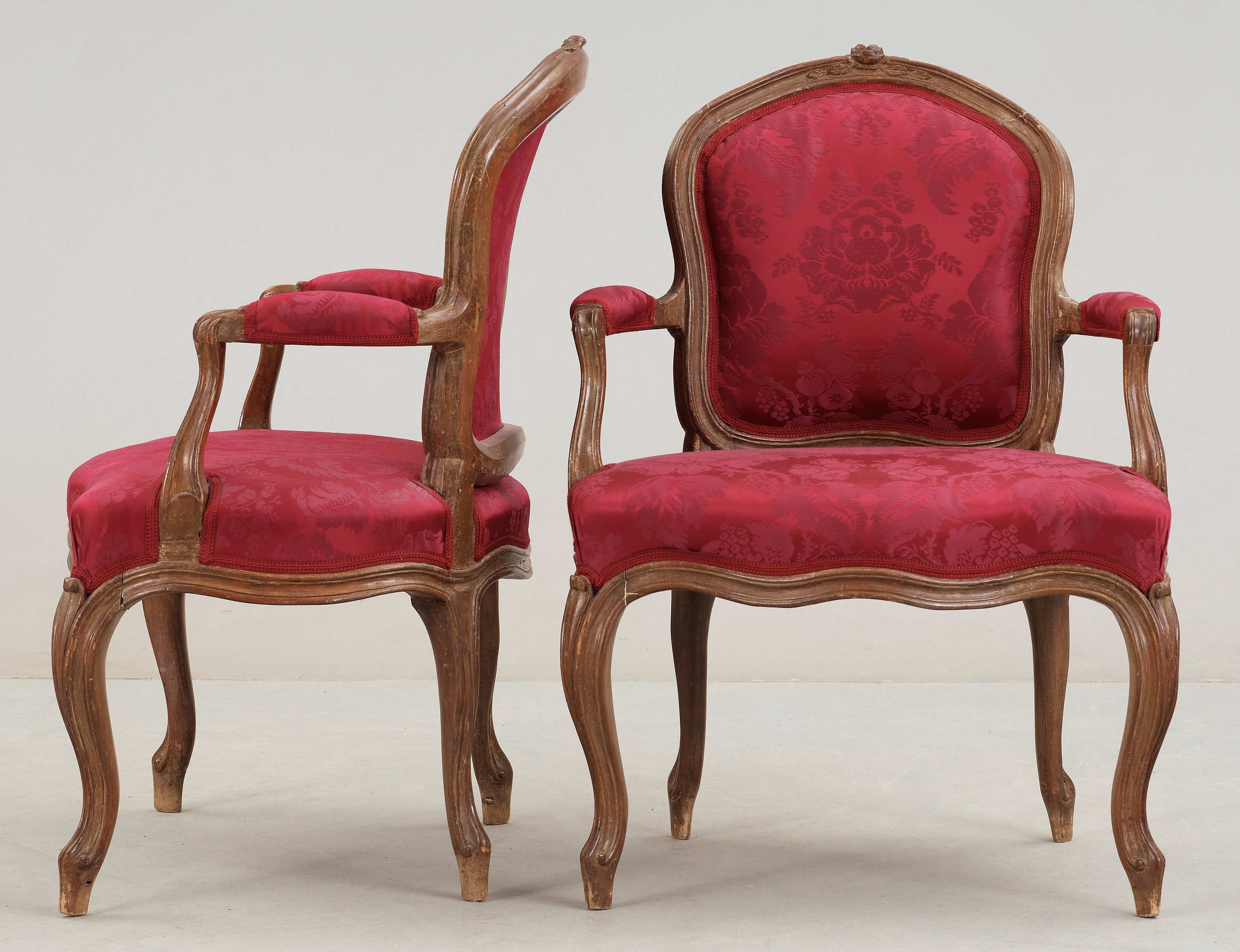 A pair of Rococo 18th century armchairs. - Bukowskis