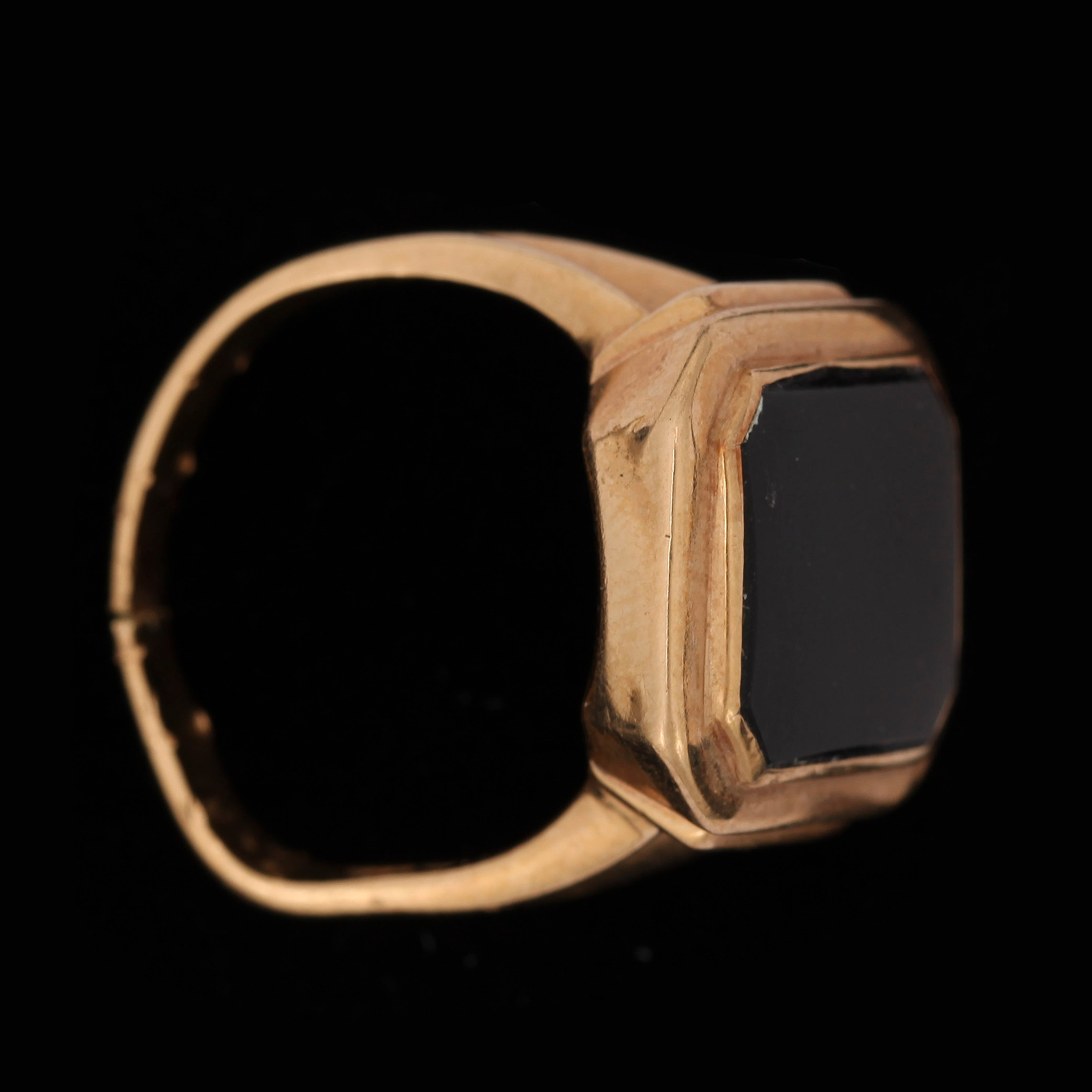 RING, 18k guld, Trege guldsmedsaktiebolaget, Göteborg 1962. Vikt ca 8,2 ...