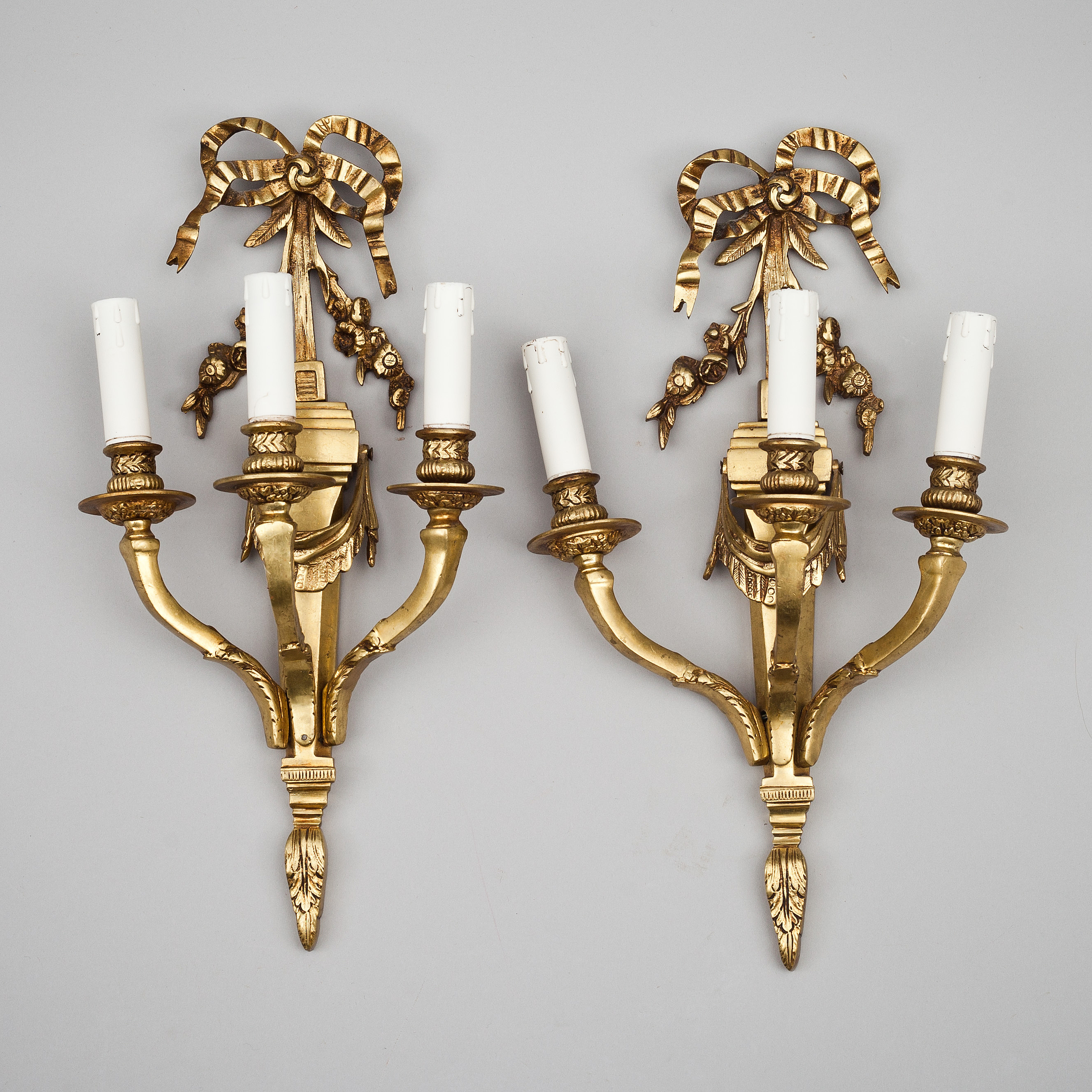 VÄGGAPPLIQUER, ett par. Gustaviansk stil, 1900-talets mitt. - Bukowskis