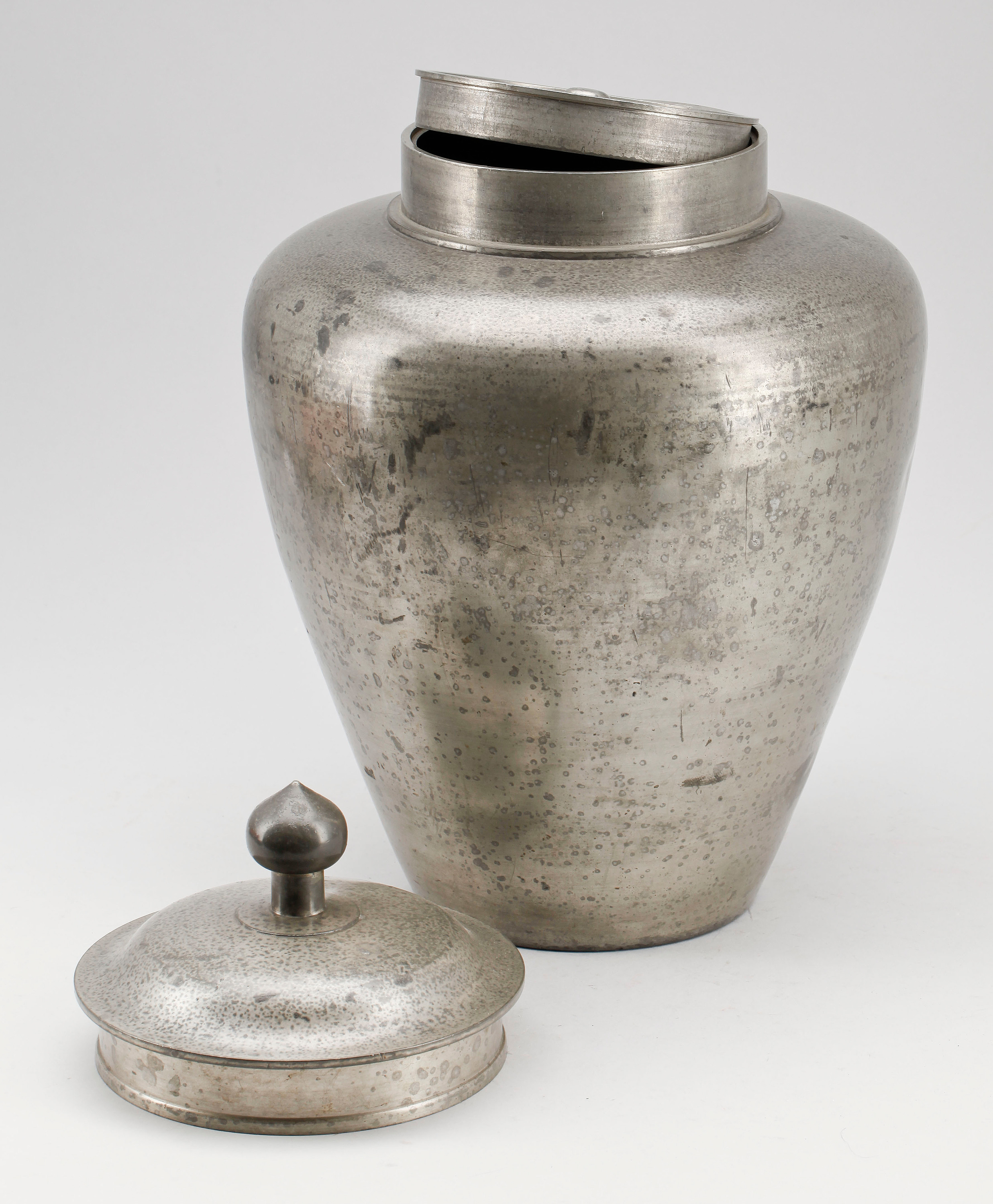 URNA med LOCK, tenn, Japan, runt sekelskiftet 1900. - Bukowskis