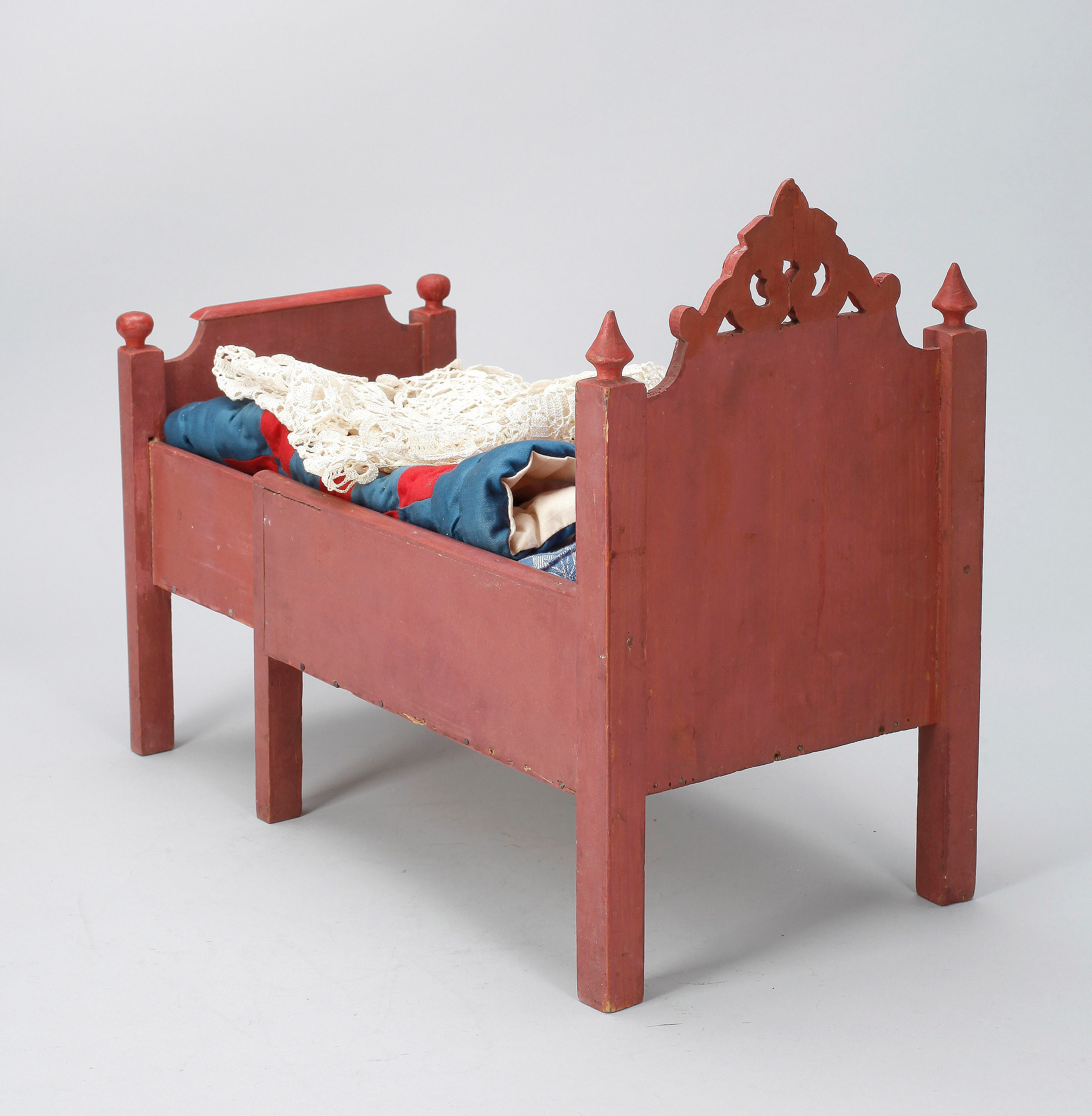 HERR NILSSONS SÄNG FRÅN PIPPI LÅNGSTRUMPFILMEN, bemålad furu, 1970-tal ...