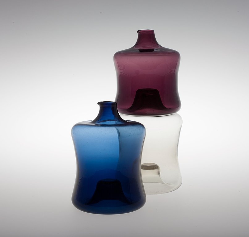 Timo Sarpaneva, A SET OF THREE STACKABLE BOTTLES. - Bukowskis