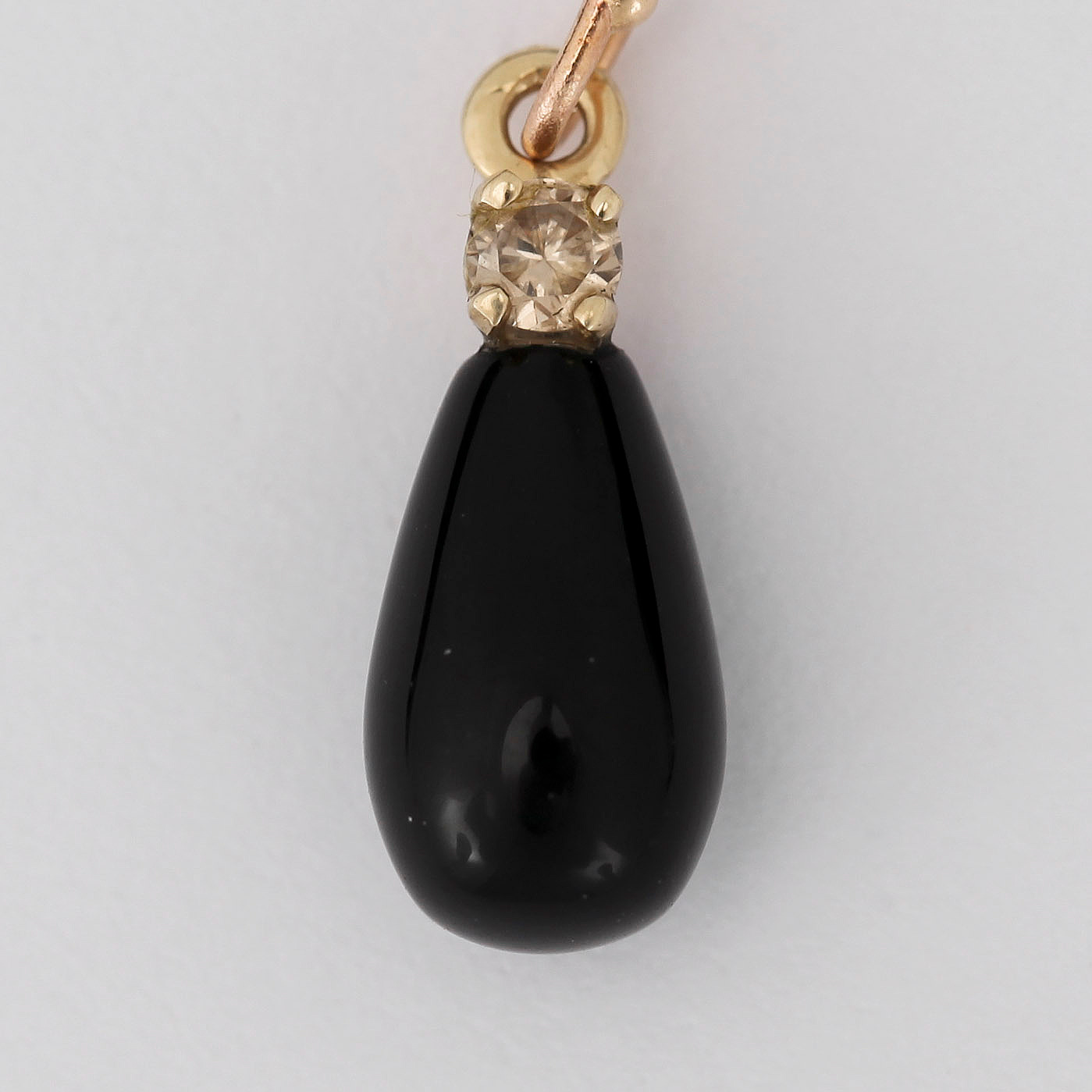 ÖRHÄNGEN, ett par, 14k guld med droppformad svart onyx o cognacsfärgade ...