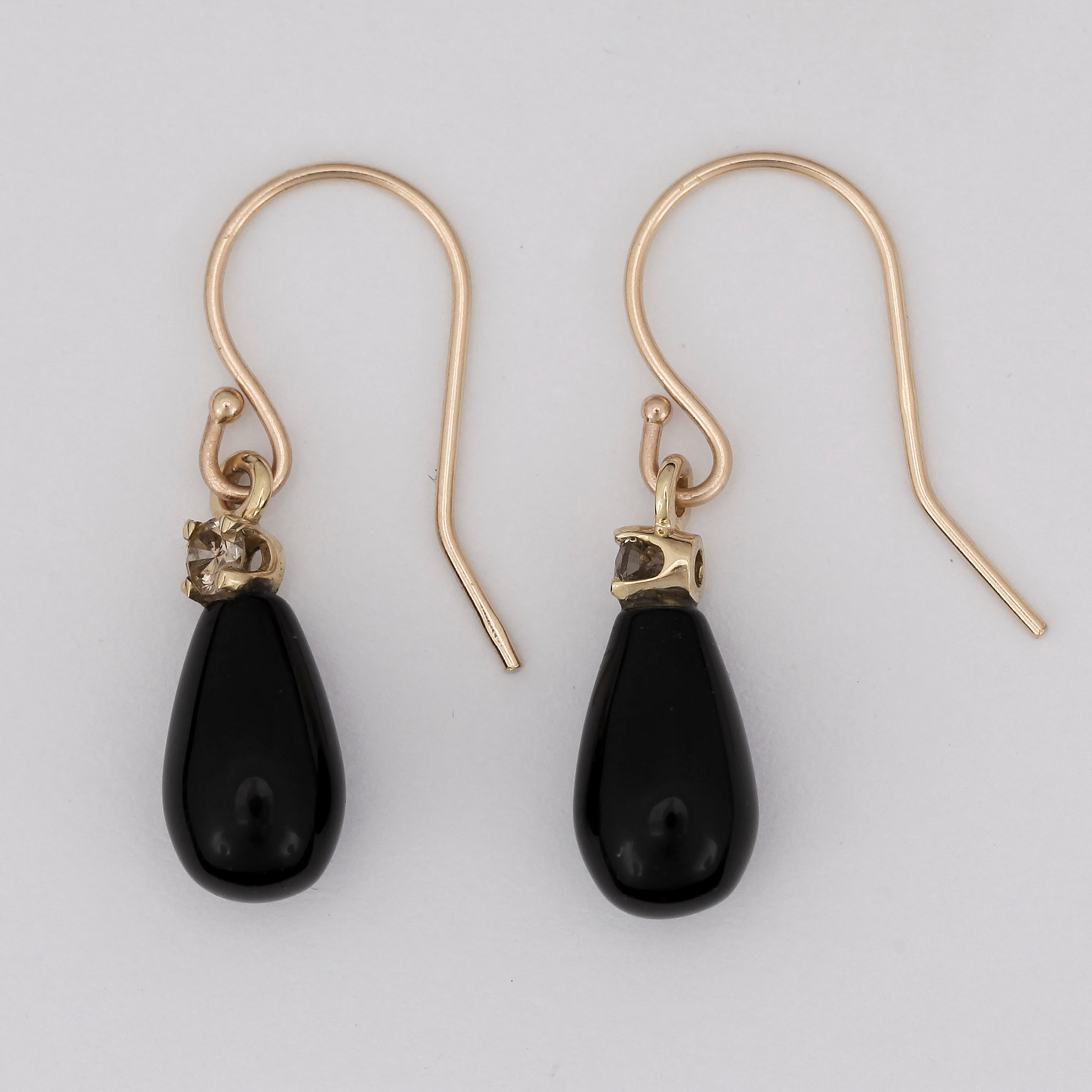 ÖRHÄNGEN, ett par, 14k guld med droppformad svart onyx o cognacsfärgade ...