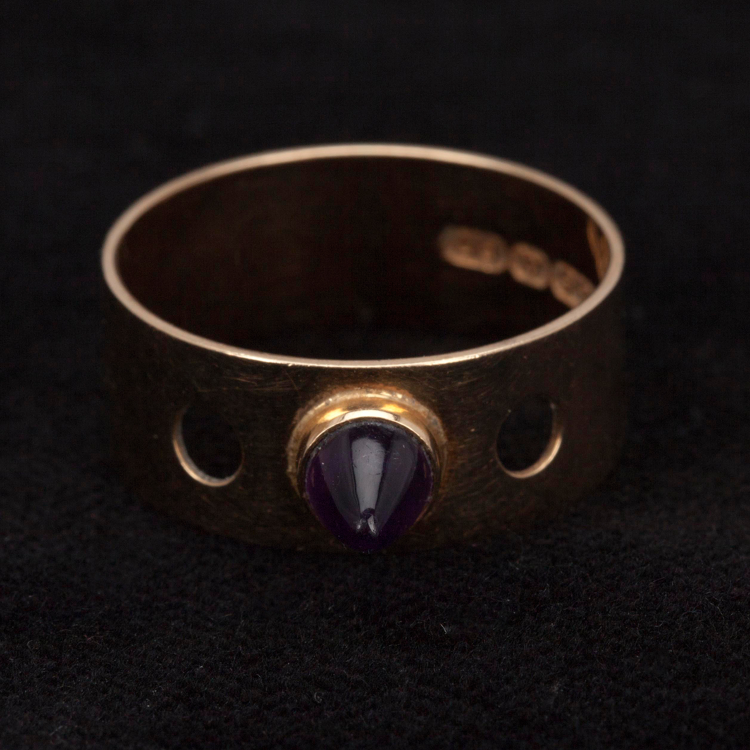 RING, guld 14K, cabochonslipad ametist. Kupittaan Kulta 1959. Vikt 4,2 g. - Bukowskis