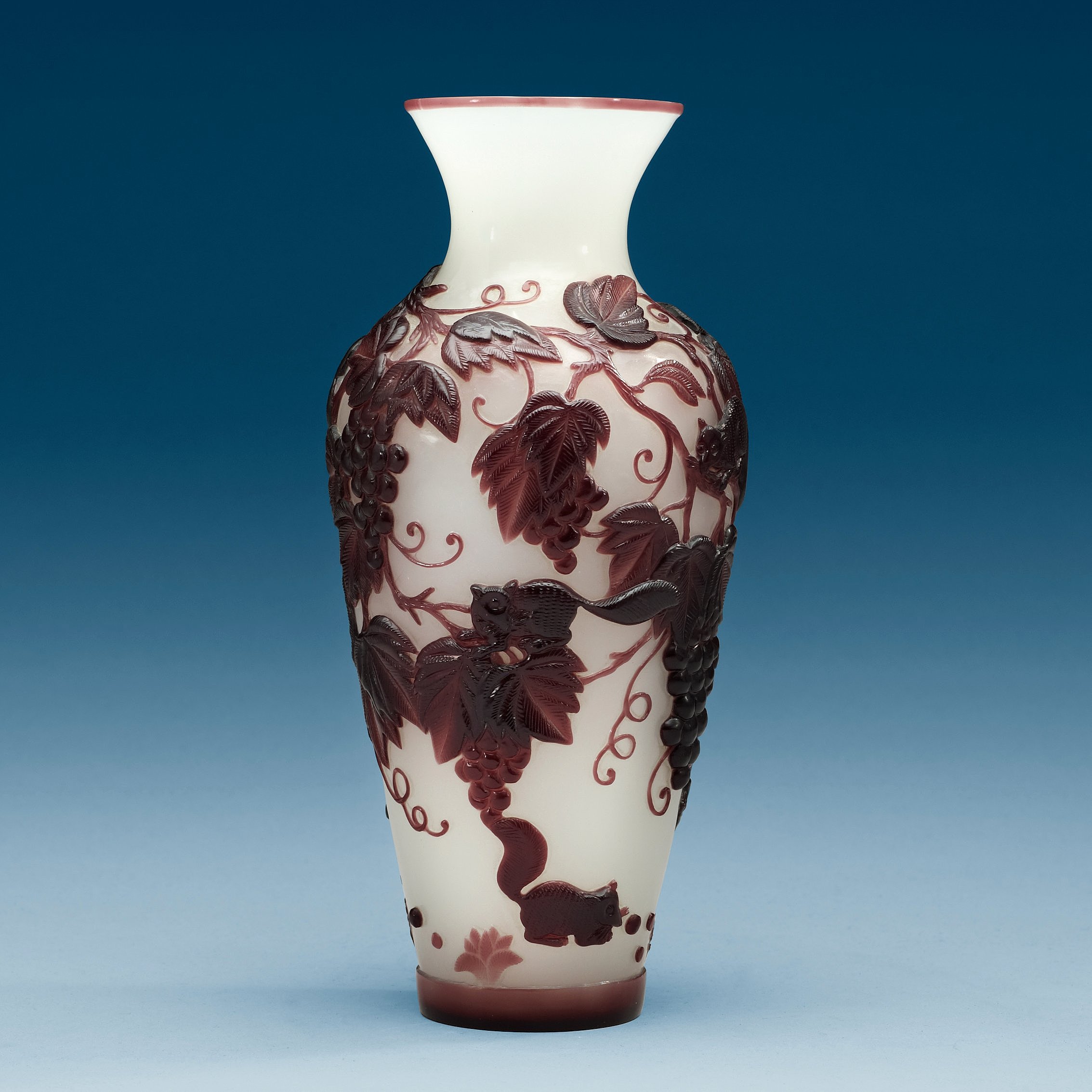 A Chinese purple overlay peking glass vase, 20th Century. - Bukowskis