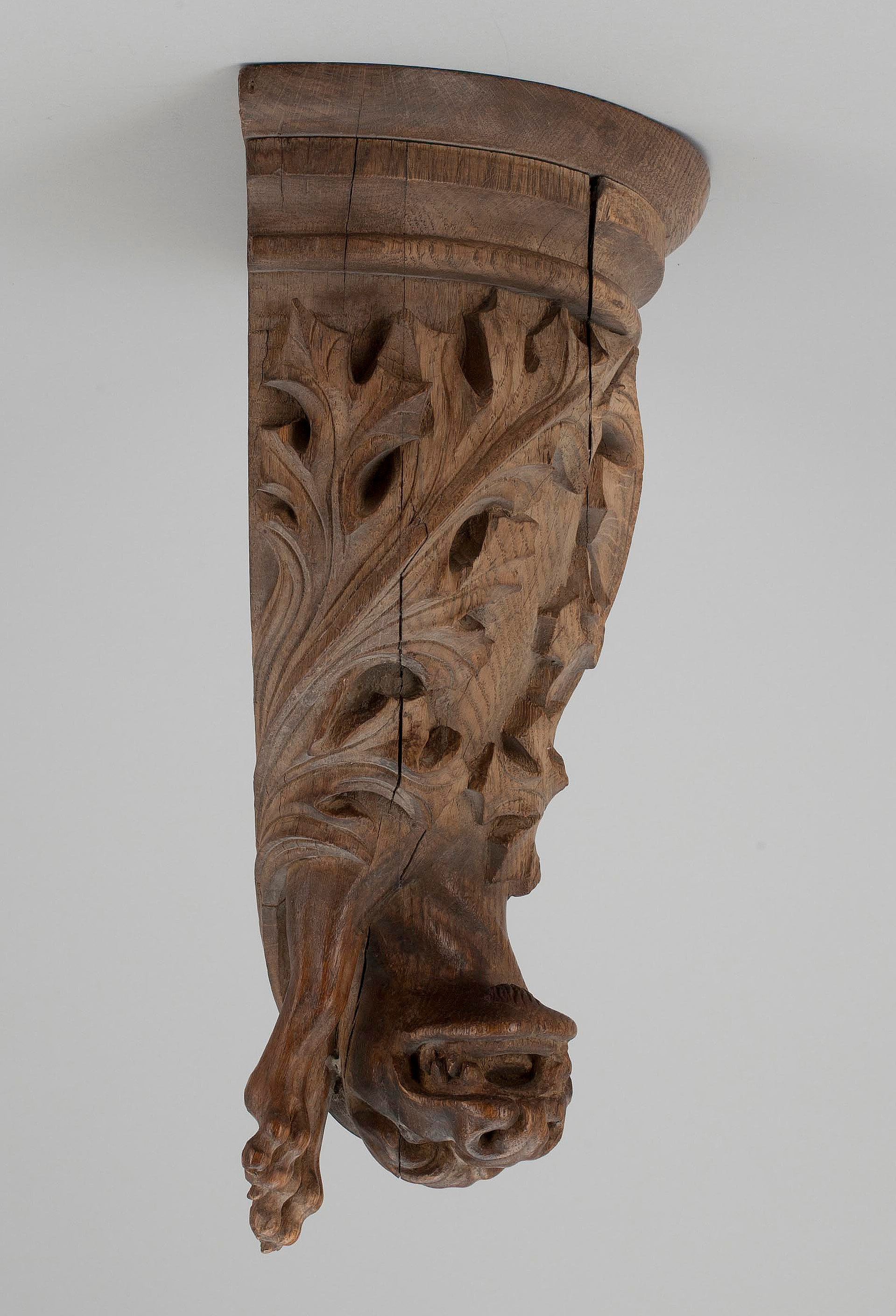 KONSOLHYLLA, ek, gotisk stil, sekelskiftet 1800/1900. - Bukowskis