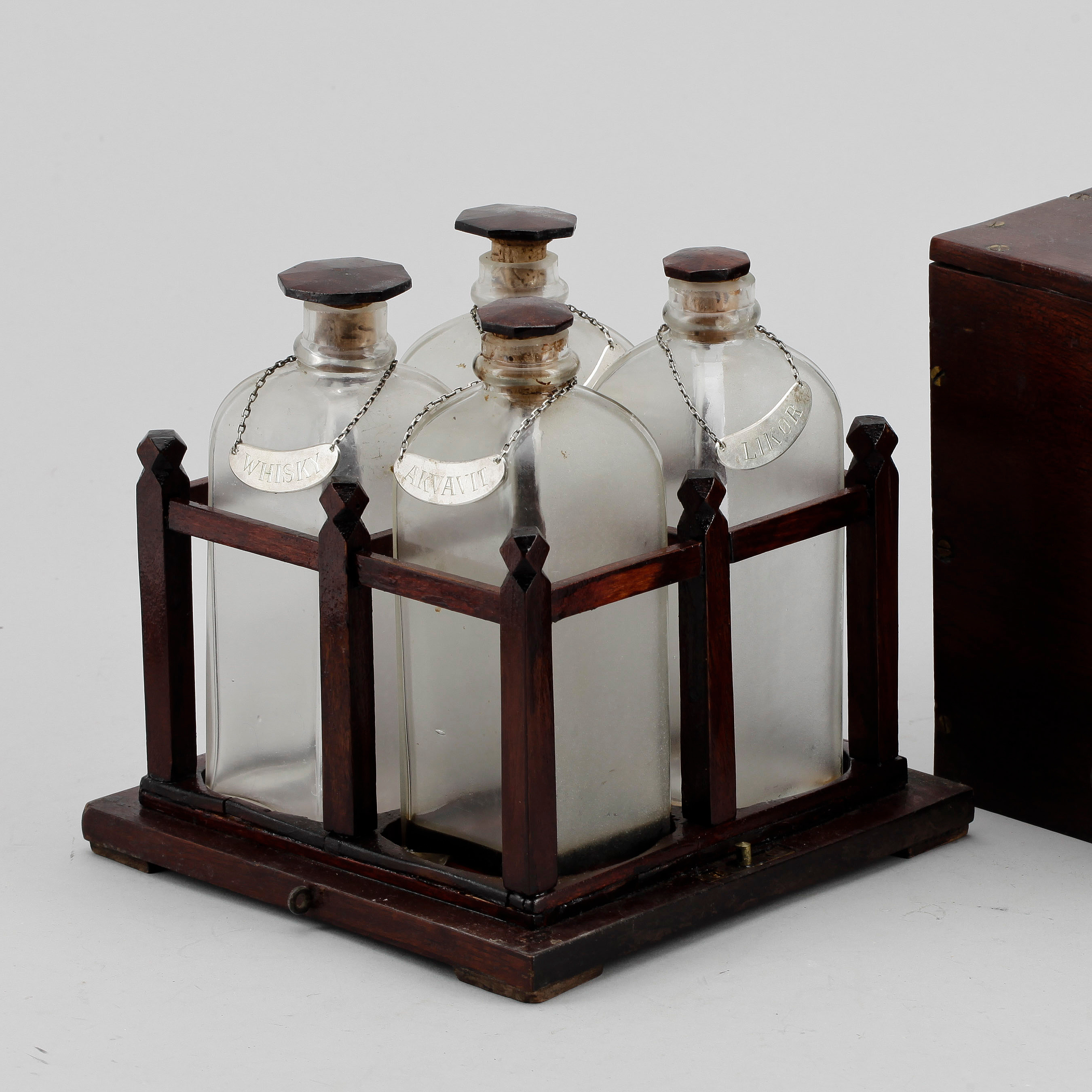 SCHATULL MED FLASKOR, 1800-tal. - Bukowskis