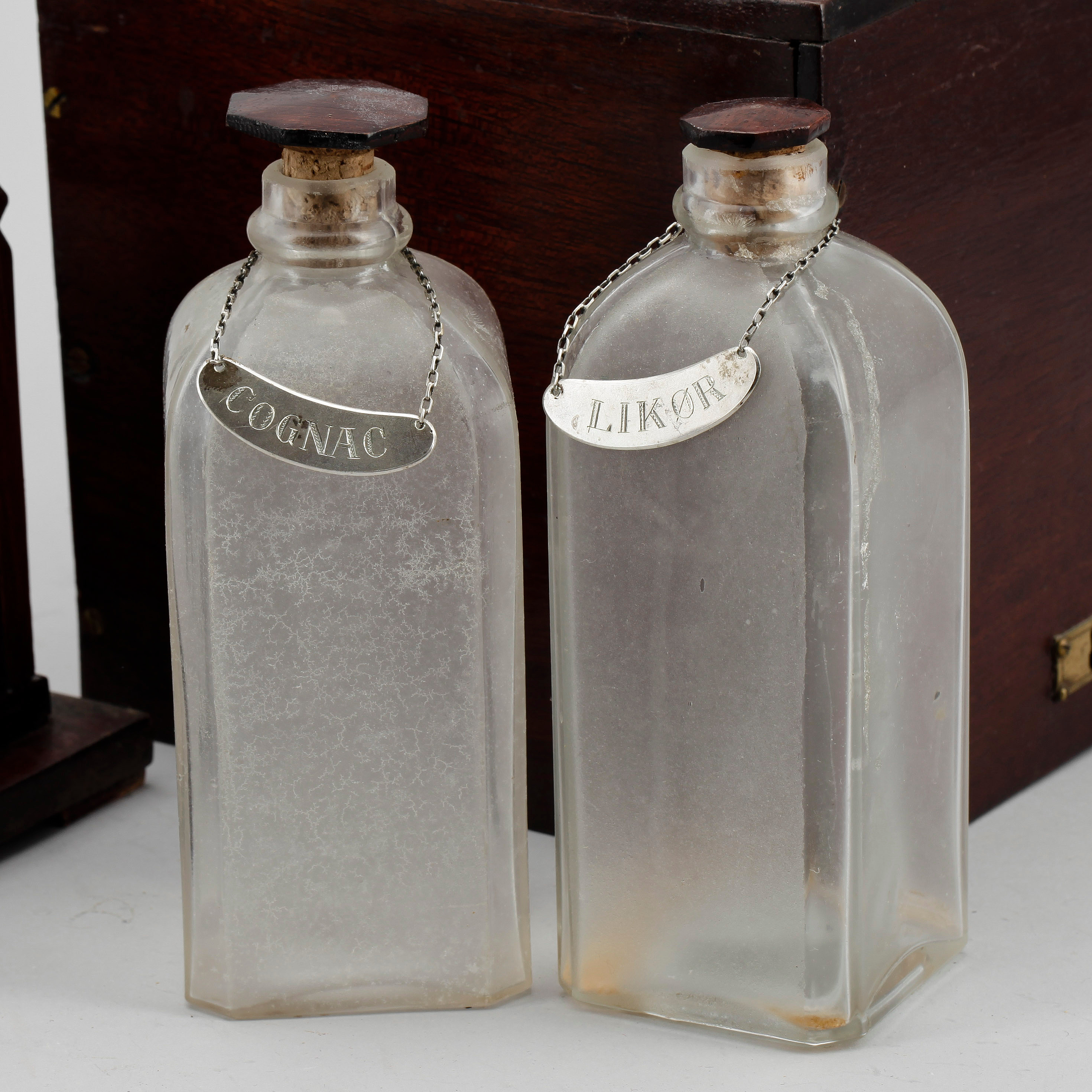 SCHATULL MED FLASKOR, 1800-tal. - Bukowskis