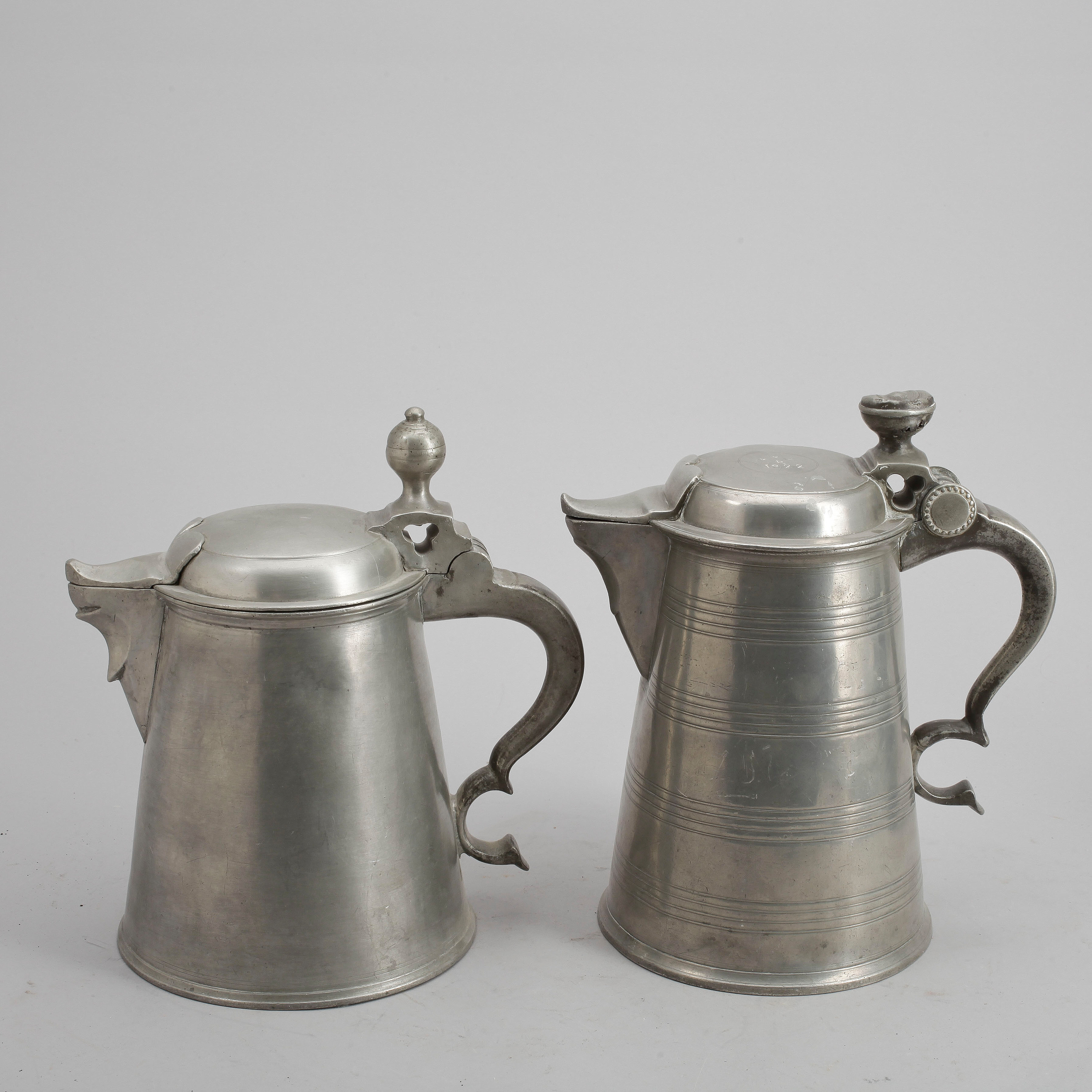 SKÄNKSTOP, SKÄNKKANNA 2 st. Tenn. Per Johan Mattsson, Mariestad 1821 ...