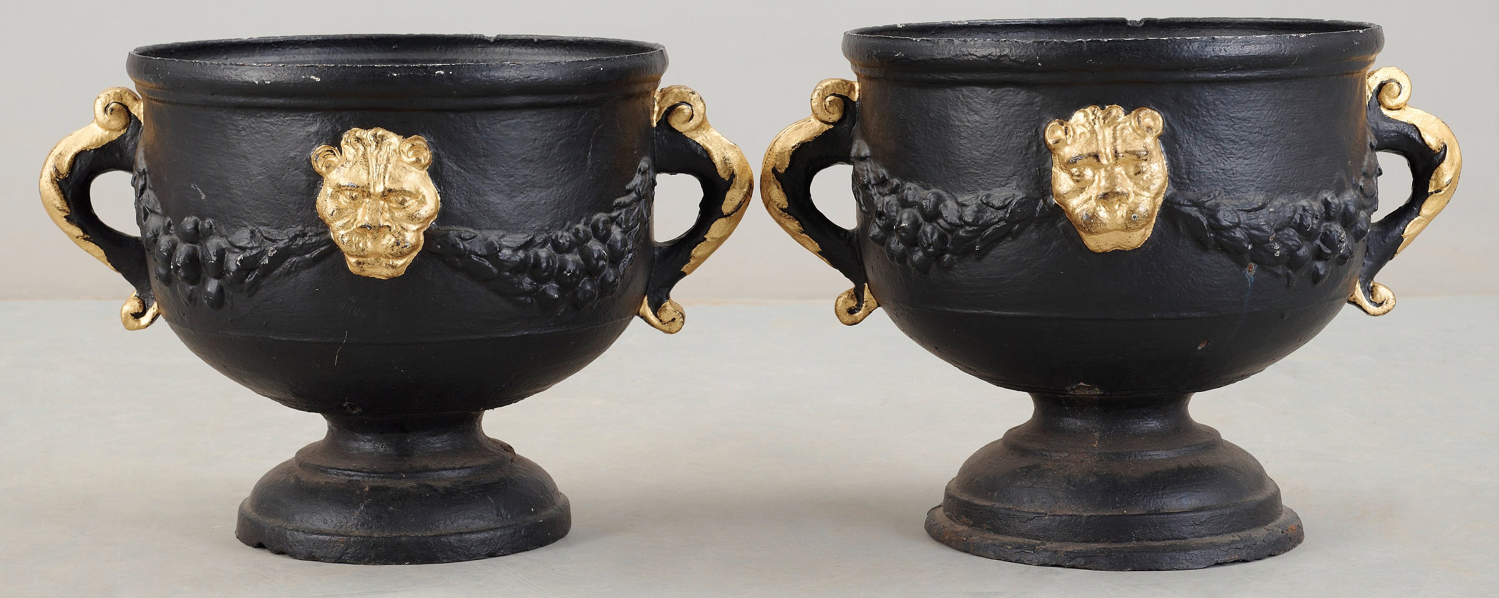 A pair of Baroque style 19th century iron cast garden urns. - Bukowskis