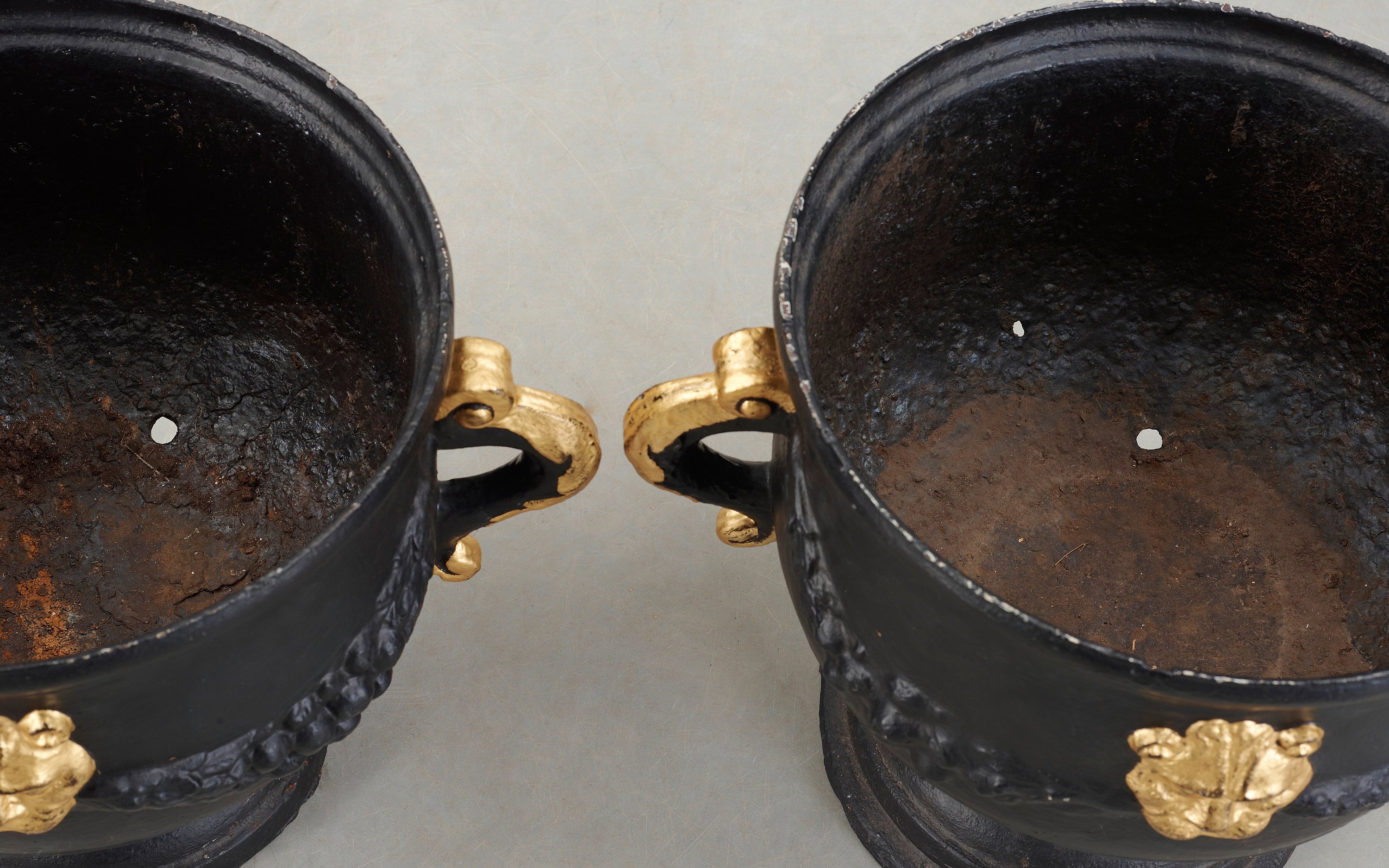 A pair of Baroque style 19th century iron cast garden urns. - Bukowskis