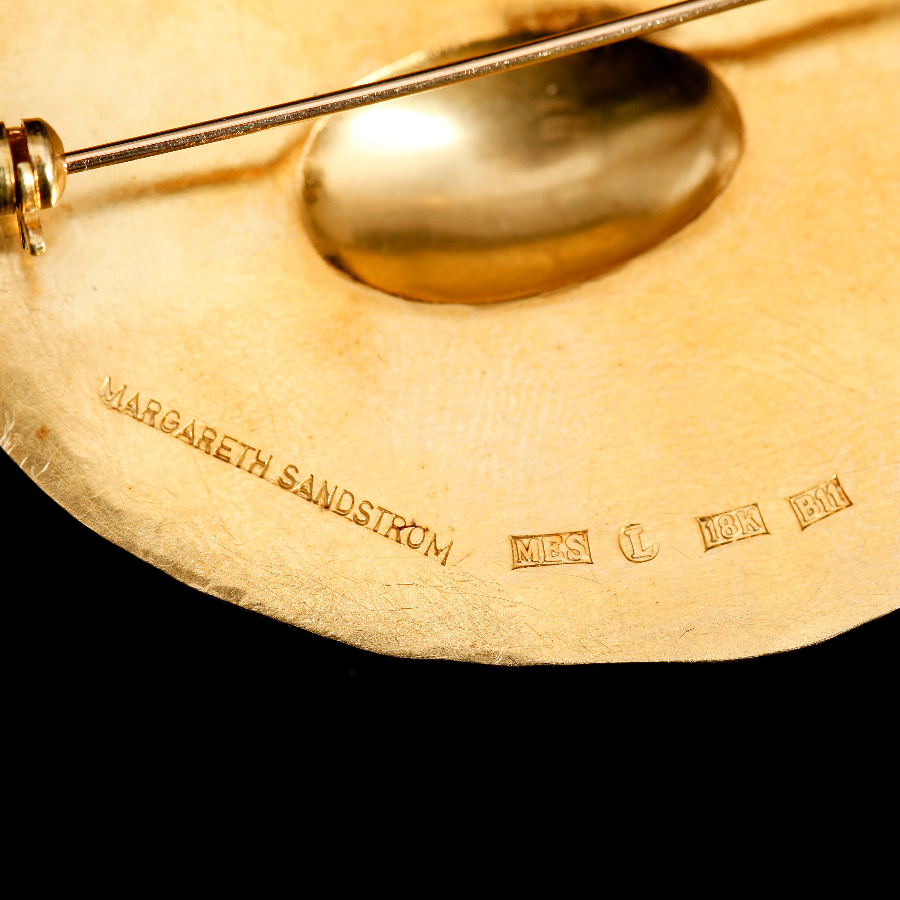 BROSCH, 18 k guld, Margareth Sandström Linköping 2000. Vikt ca 11 gr ...