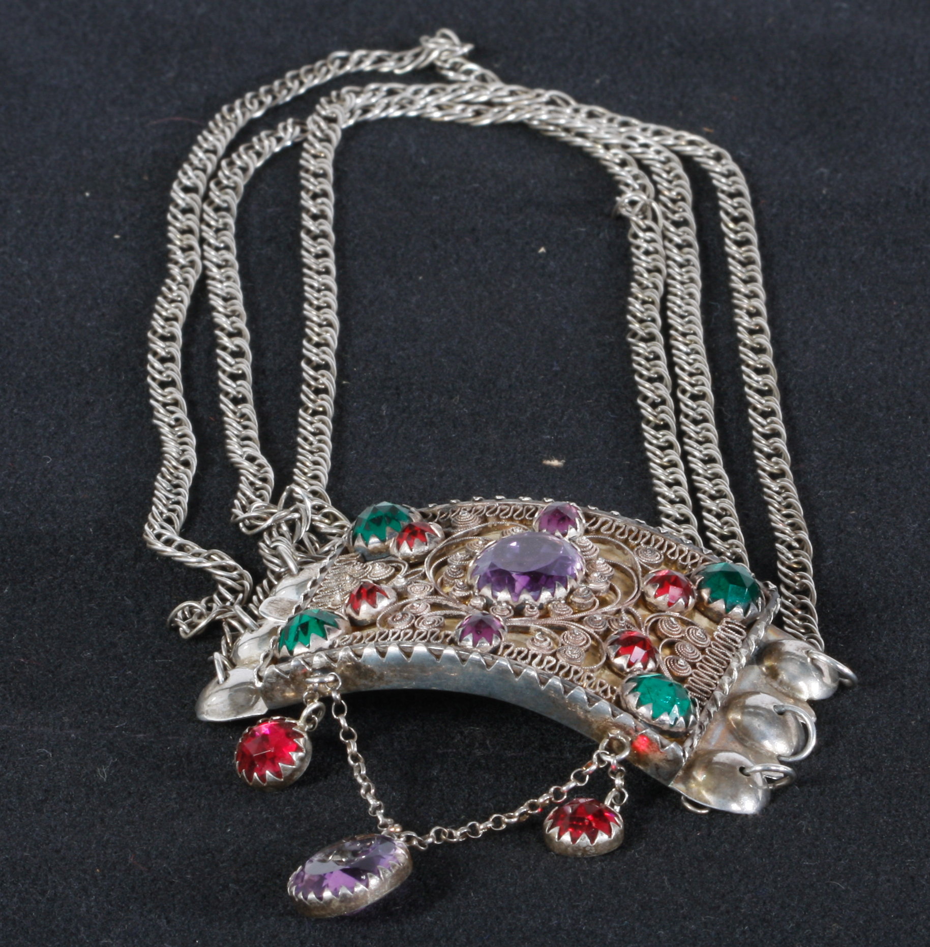 DRÄKTSMYCKE/BROCH, silver med stenar. - Bukowskis