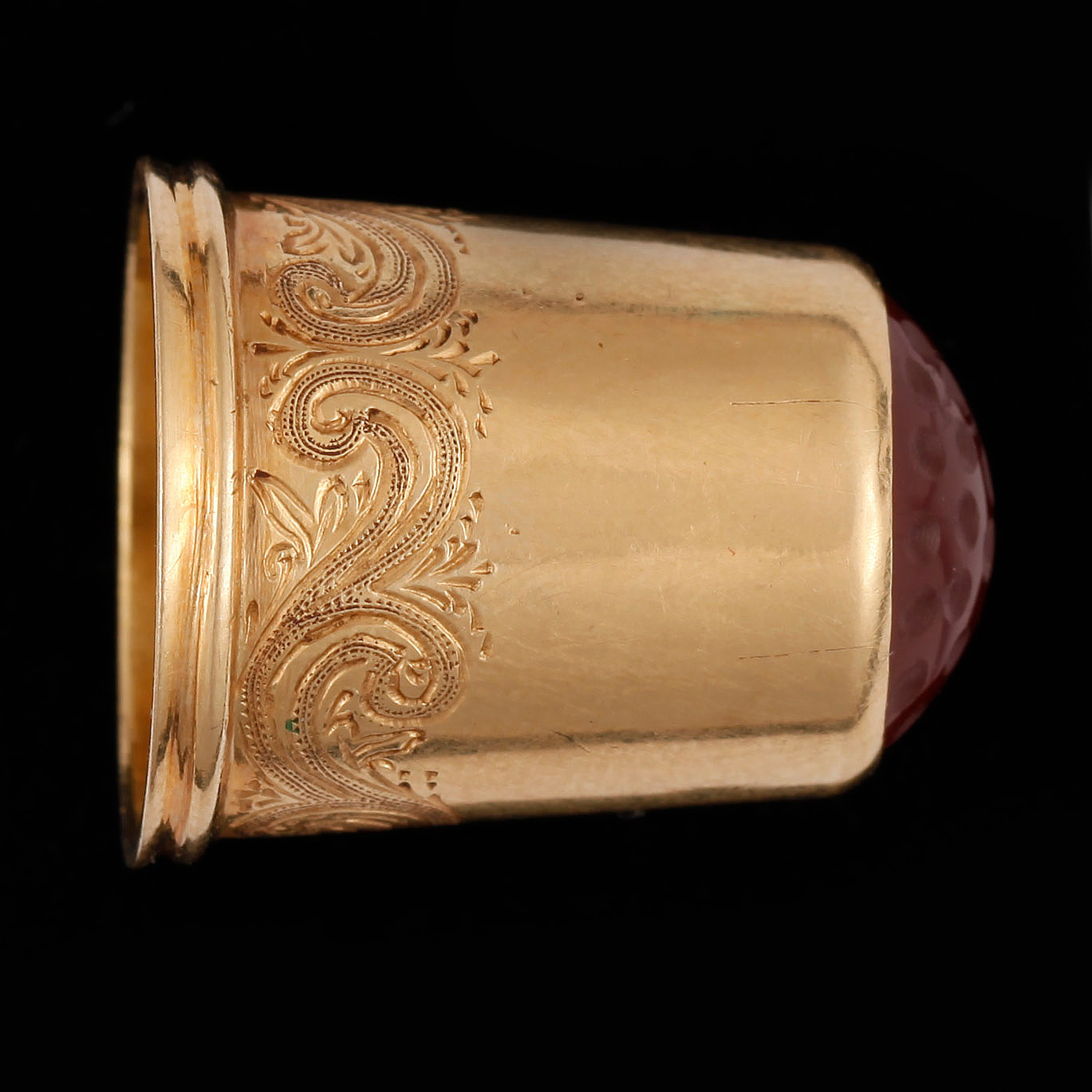 FINGERBORG, 18k guld med agat, 1889. Vikt ca 3 gram. - Bukowskis