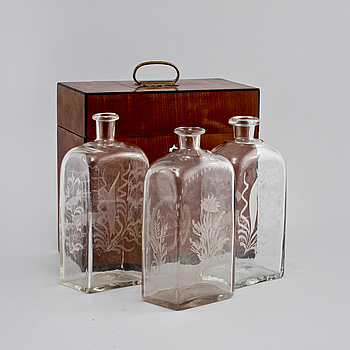 SCHATULL med FLASKOR, 3 st, sent 1800-tal. - Bukowskis