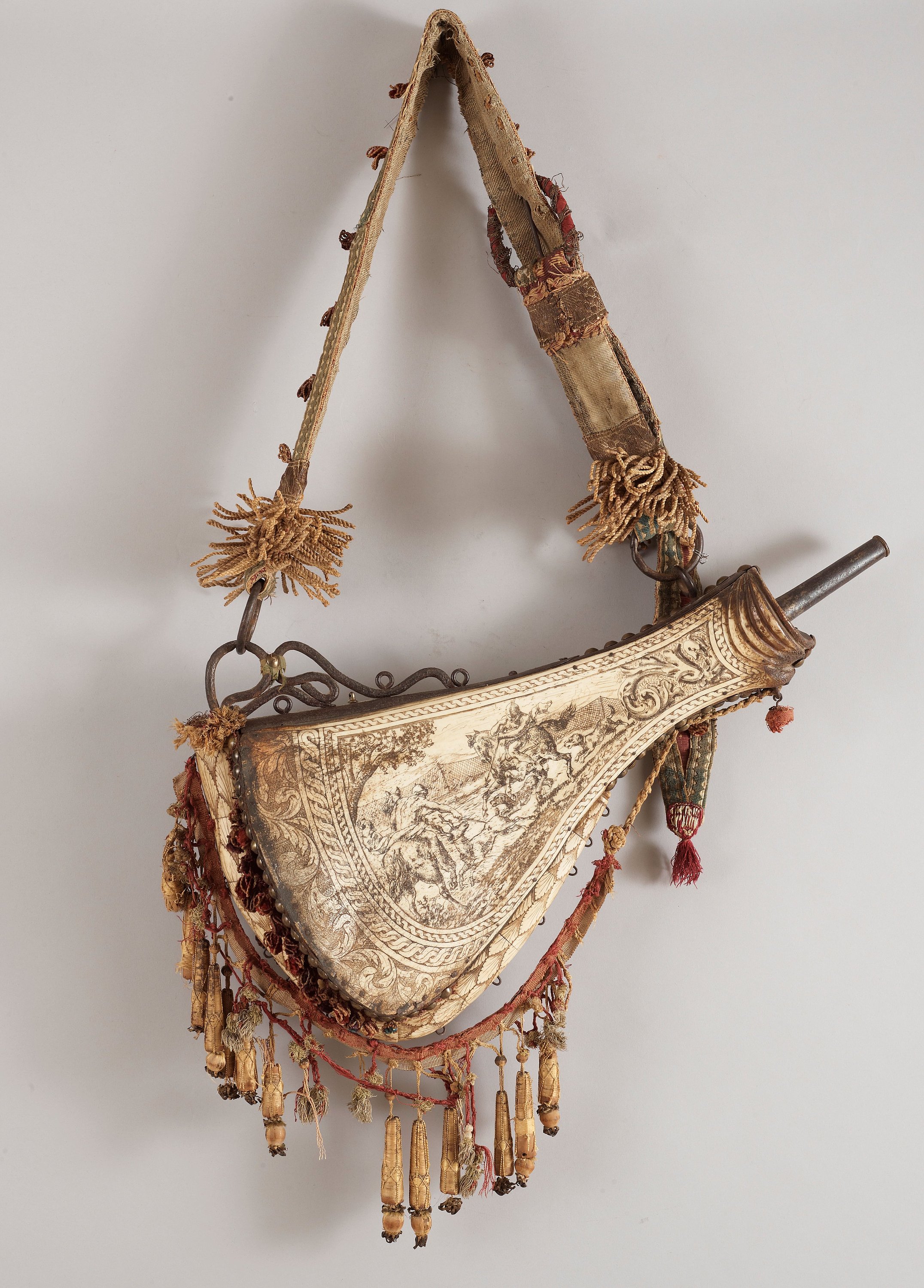 A German 19th century baroque style powder horn. - Bukowskis