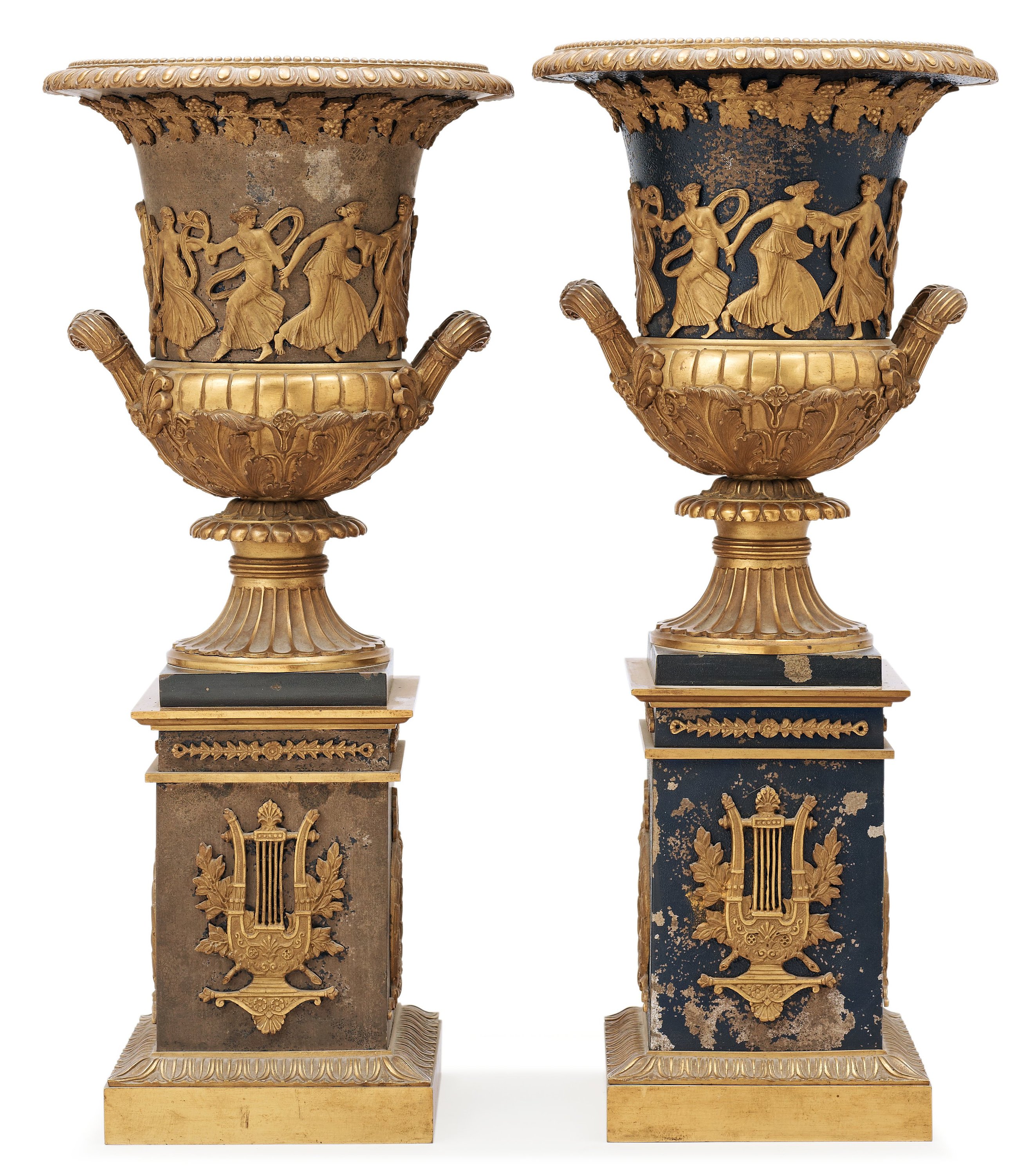 A pair of Empire-style second half 19th century urns. - Bukowskis