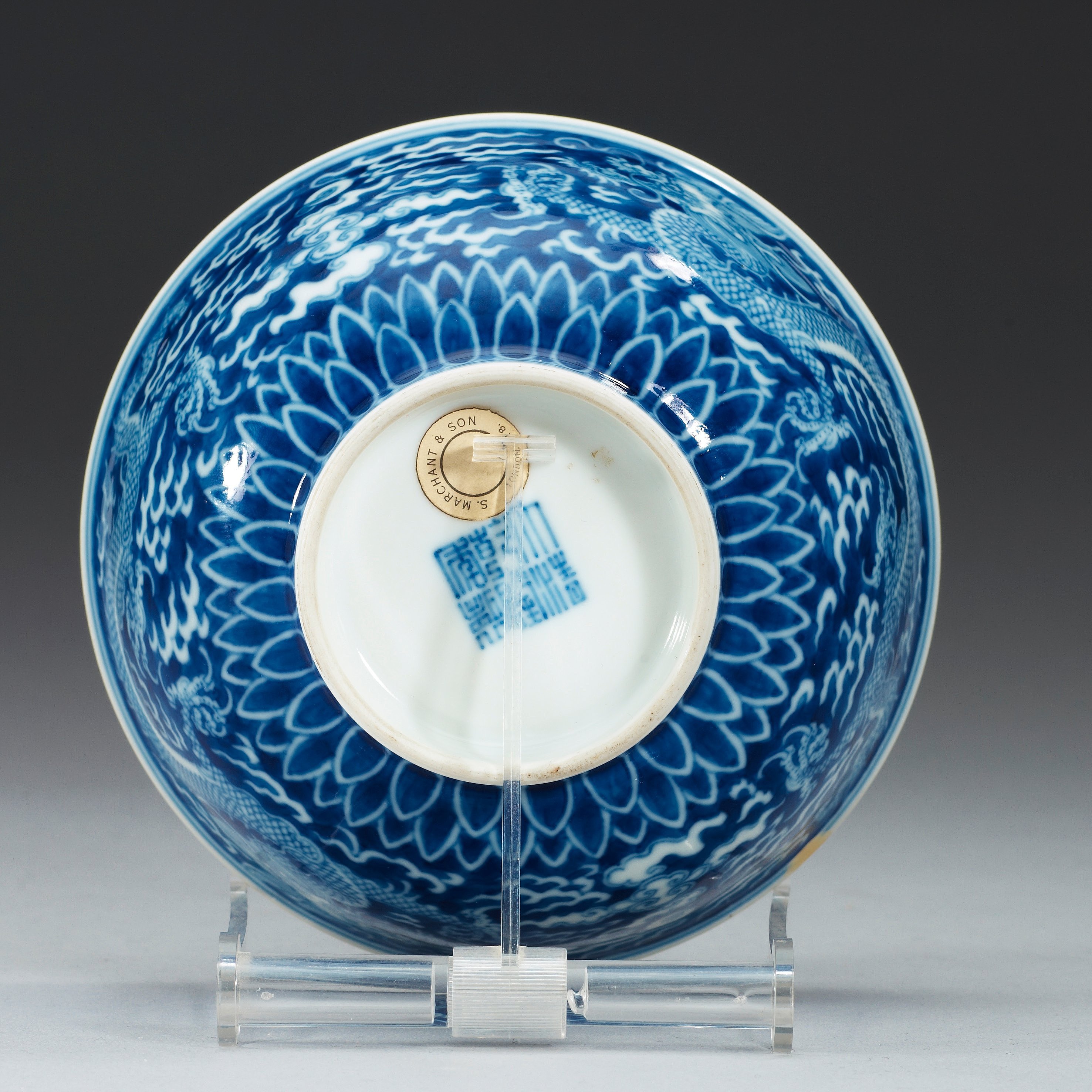 A blue and white bowl, Qing dynasty with Qianlong mark. - Bukowskis