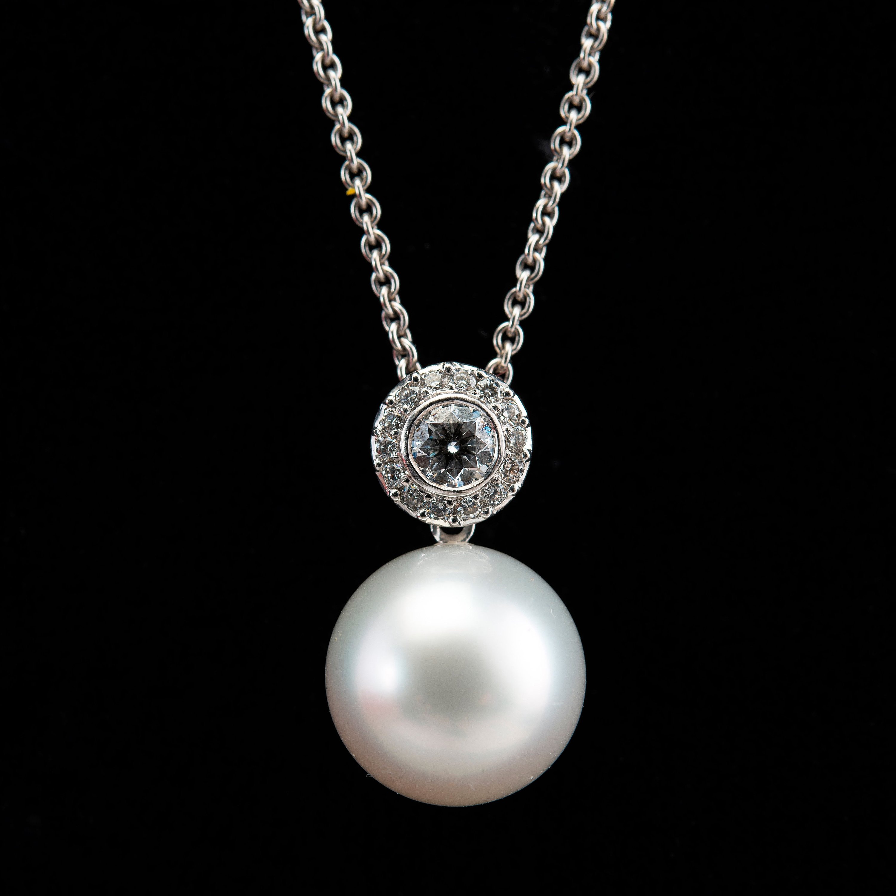 A PENDANT, Kim Wempe. South sea pearl 13 mm, brilliant cut diamonds c ...