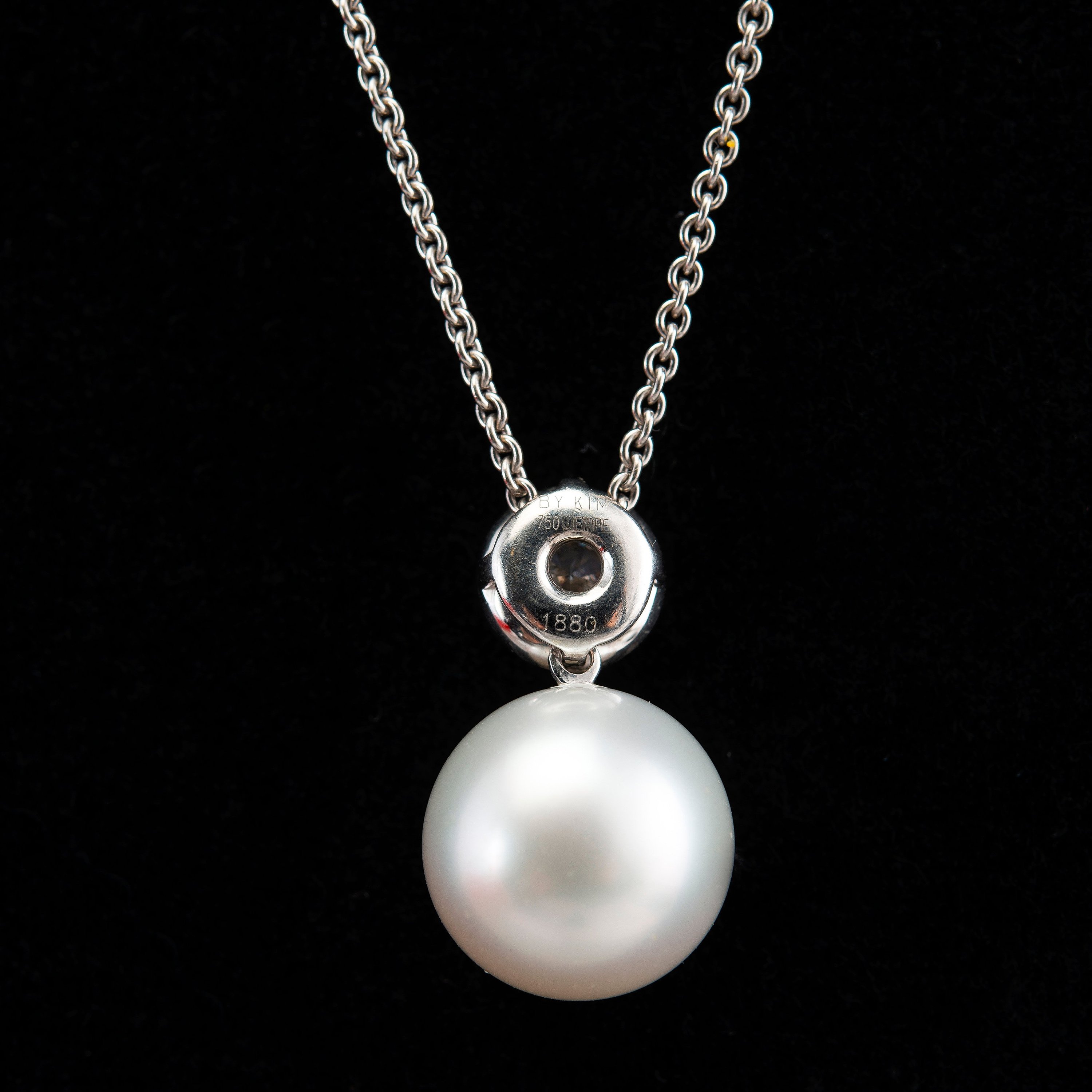 A PENDANT, Kim Wempe. South sea pearl 13 mm, brilliant cut diamonds c ...
