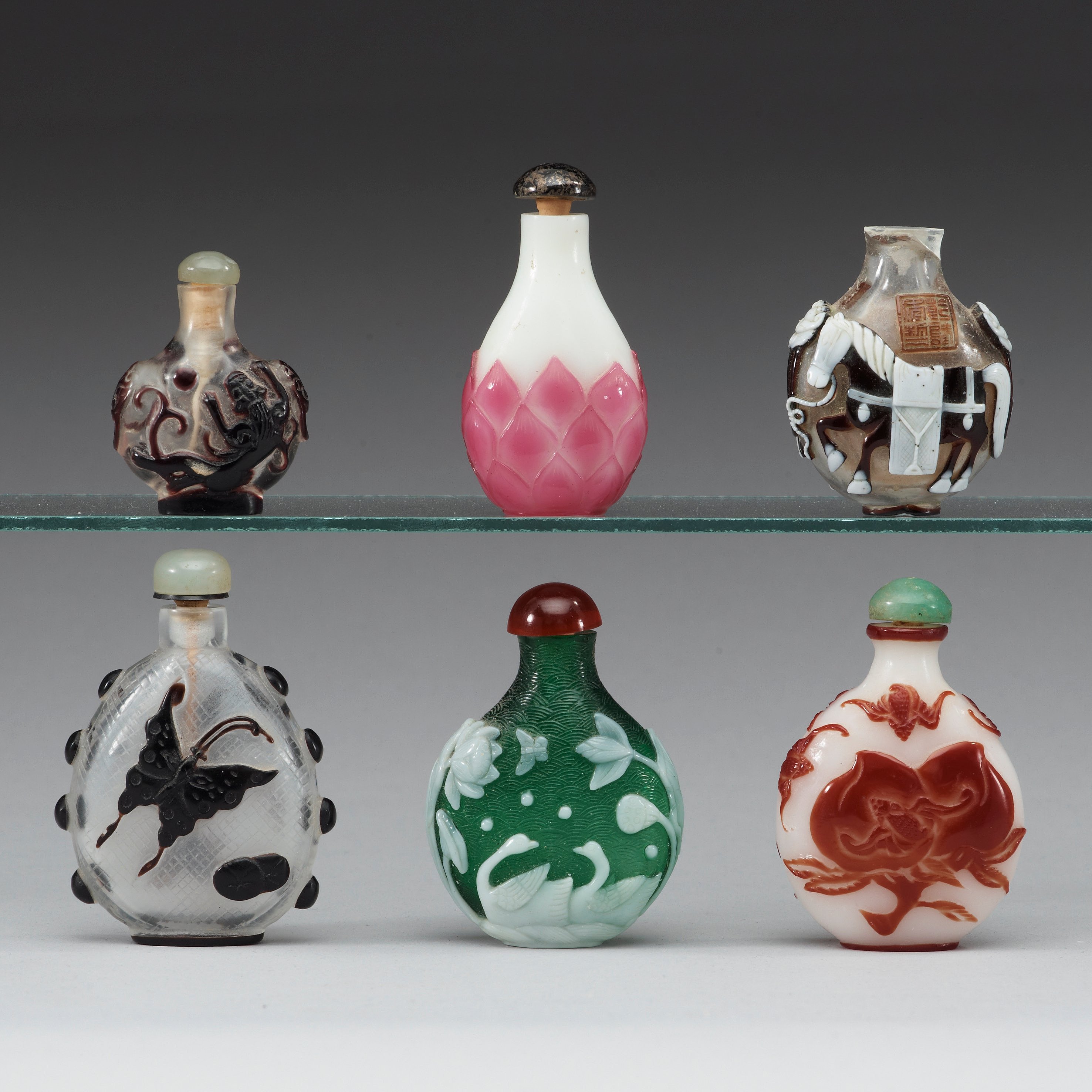 A set of six Chinese Peking glass snuff bottles. - Bukowskis
