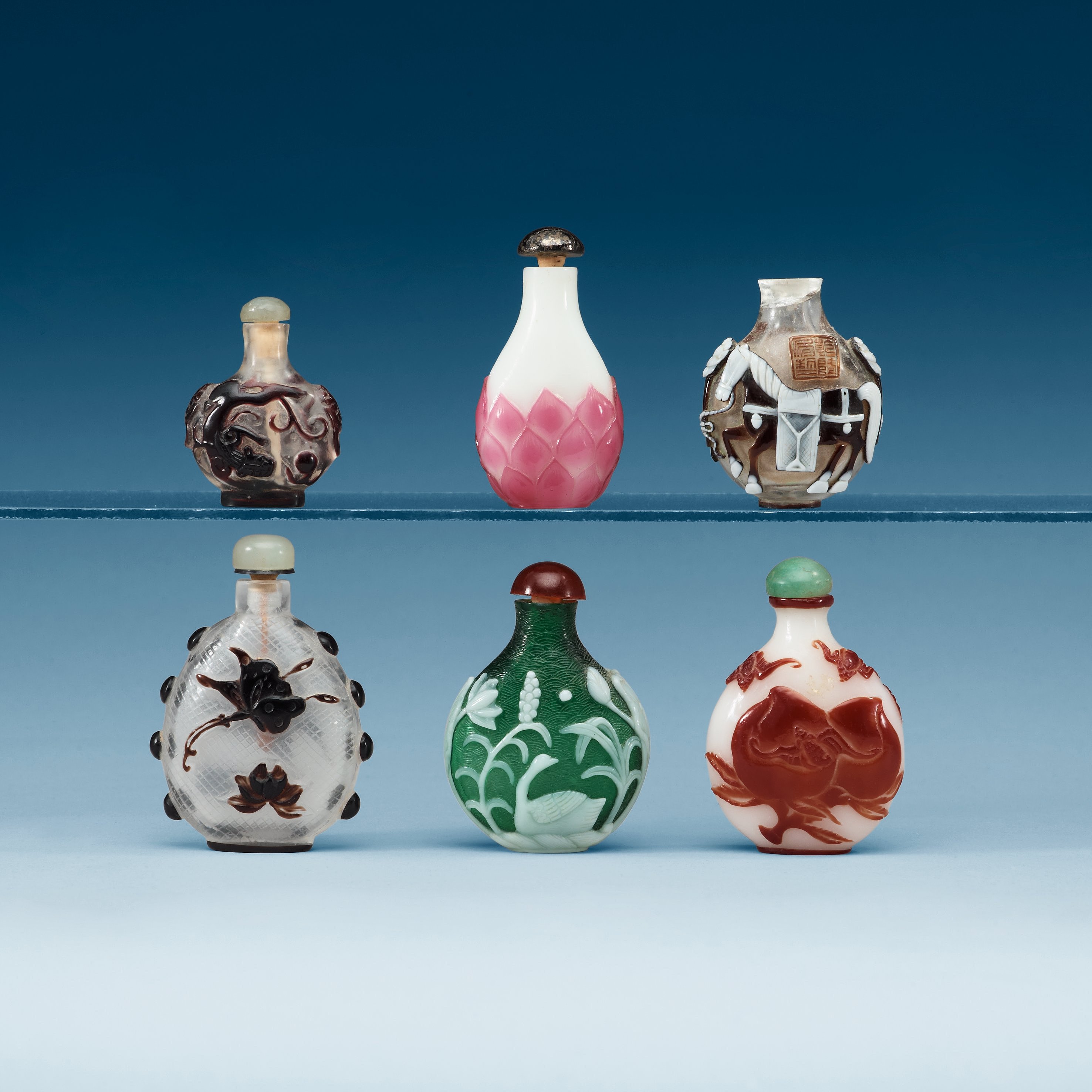 A set of six Chinese Peking glass snuff bottles. - Bukowskis