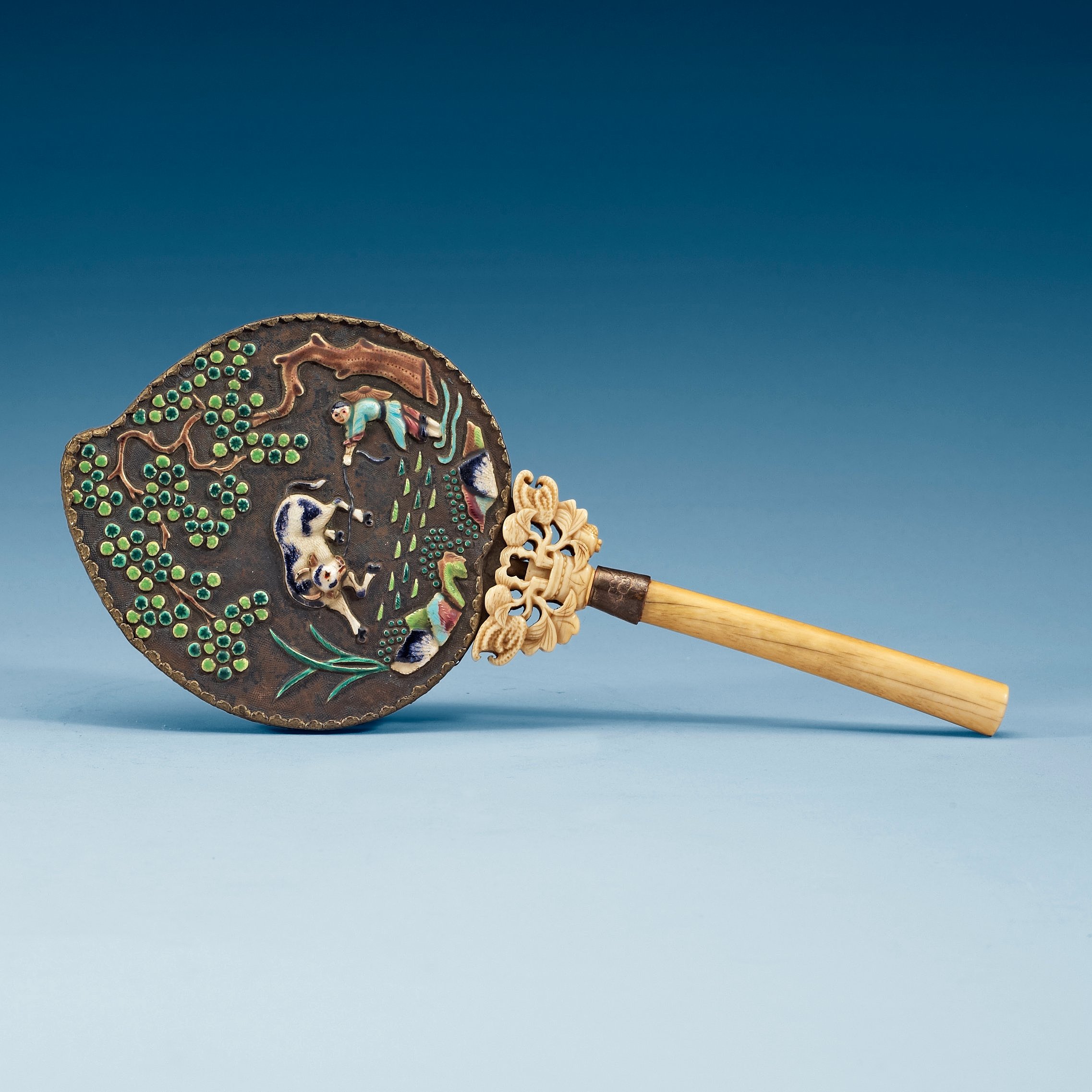A Chinese enamel and ivory hand mirror, early 20th Centruy. - Bukowskis