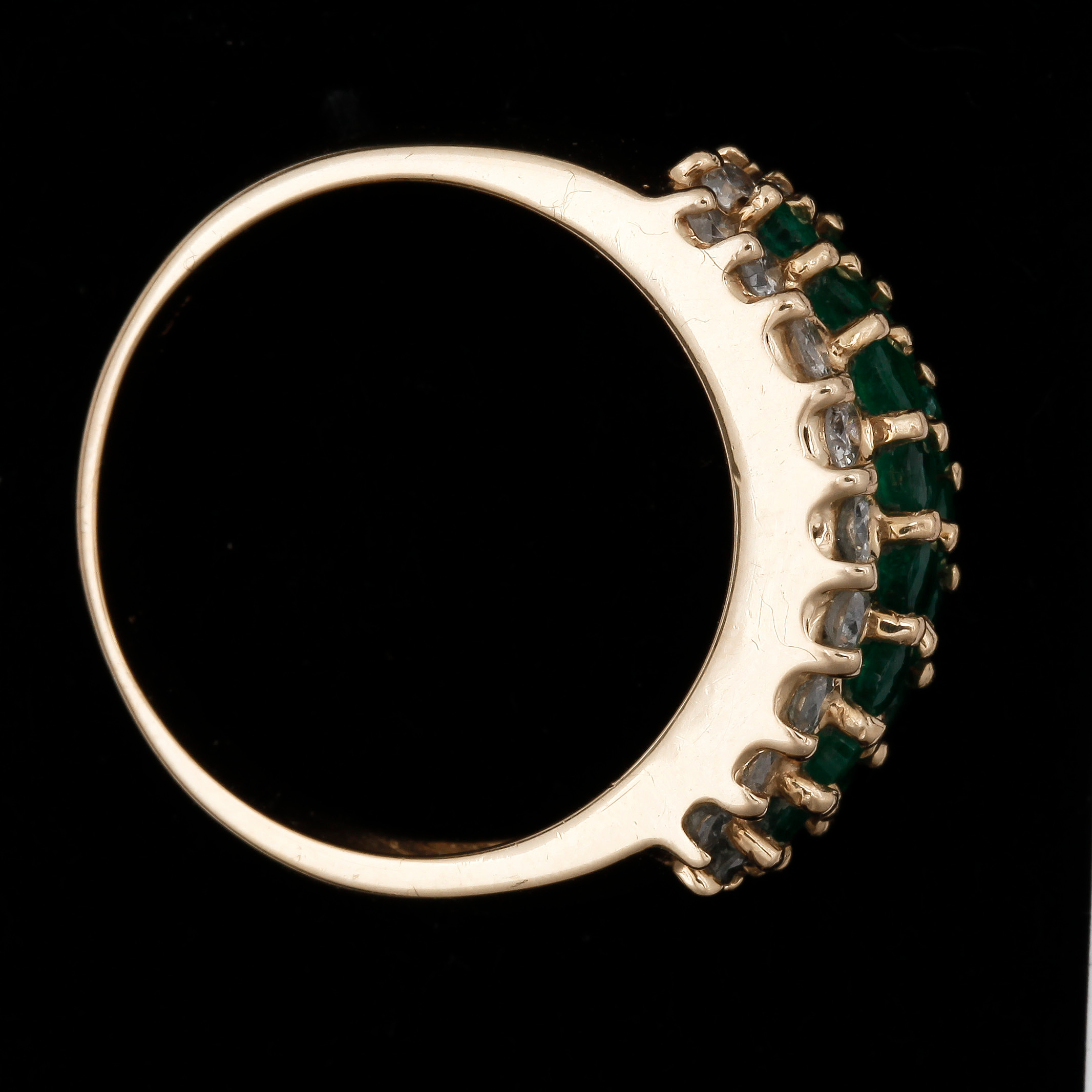 RING, 14k guld med smaragder och briljantslipade diamanter tot ca0,79ct. 2000-tal. Vikt 8,7g ...