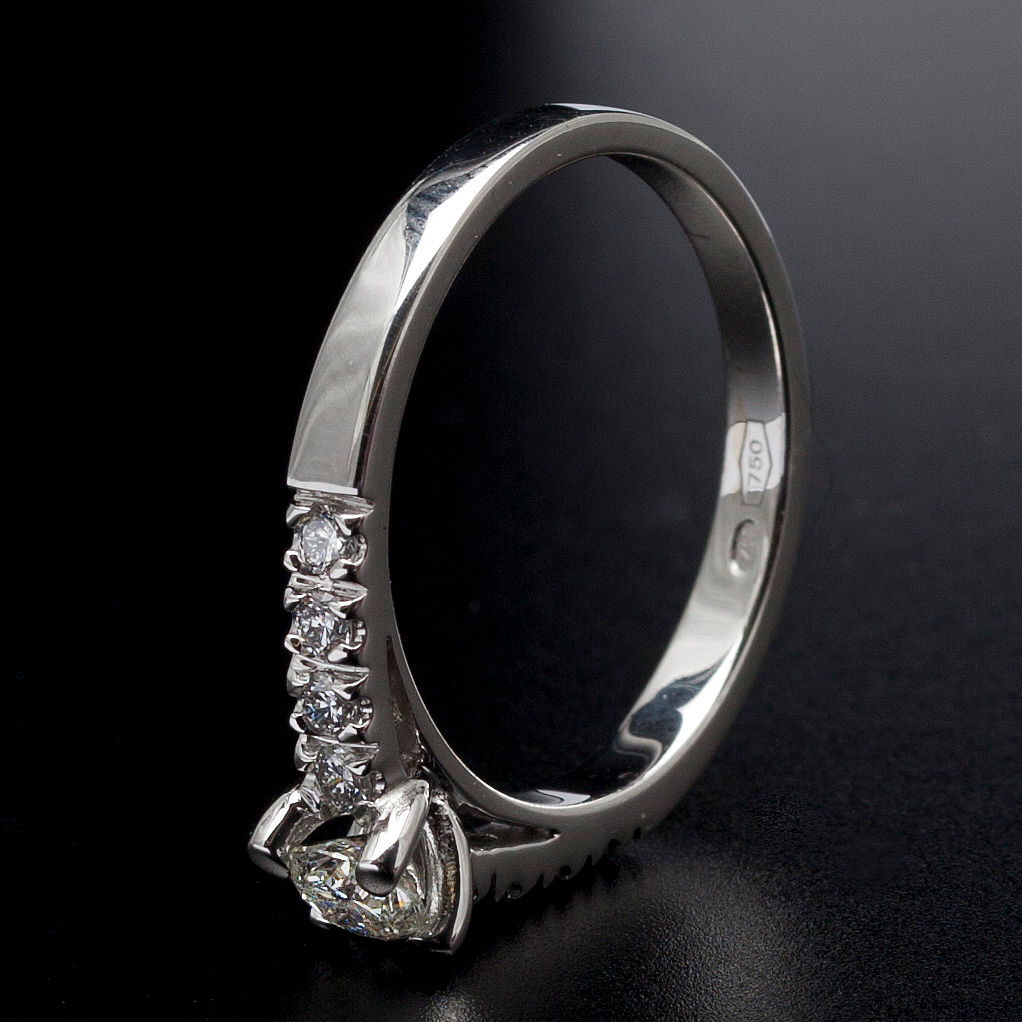 RING, vitguld 18K, briljantslipade diamanter, mittsten 0,30 ct ...