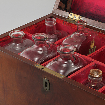 SCHATULL MED FLASKOR, 1800-tal. - Bukowskis