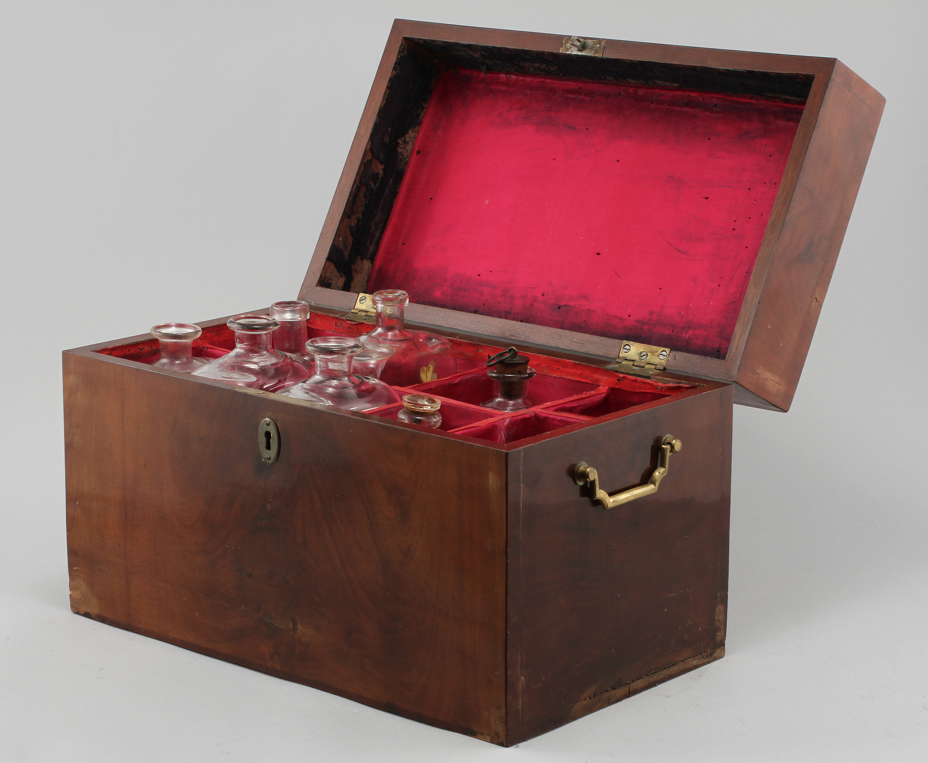 SCHATULL MED FLASKOR, 1800-tal. - Bukowskis