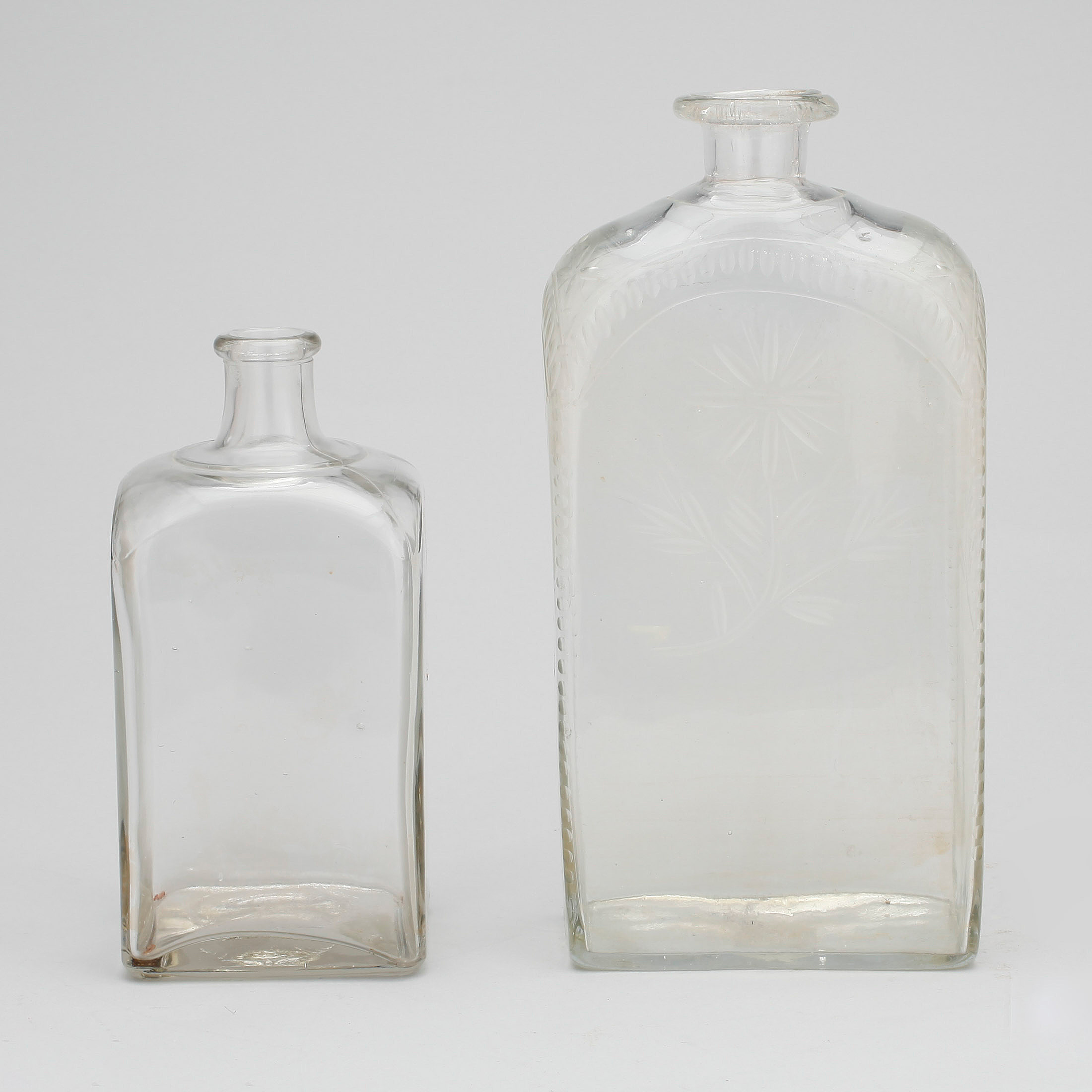 BRÄNNVINSFLASKOR, 2 st, glas, 1700-1800-tal. - Bukowskis