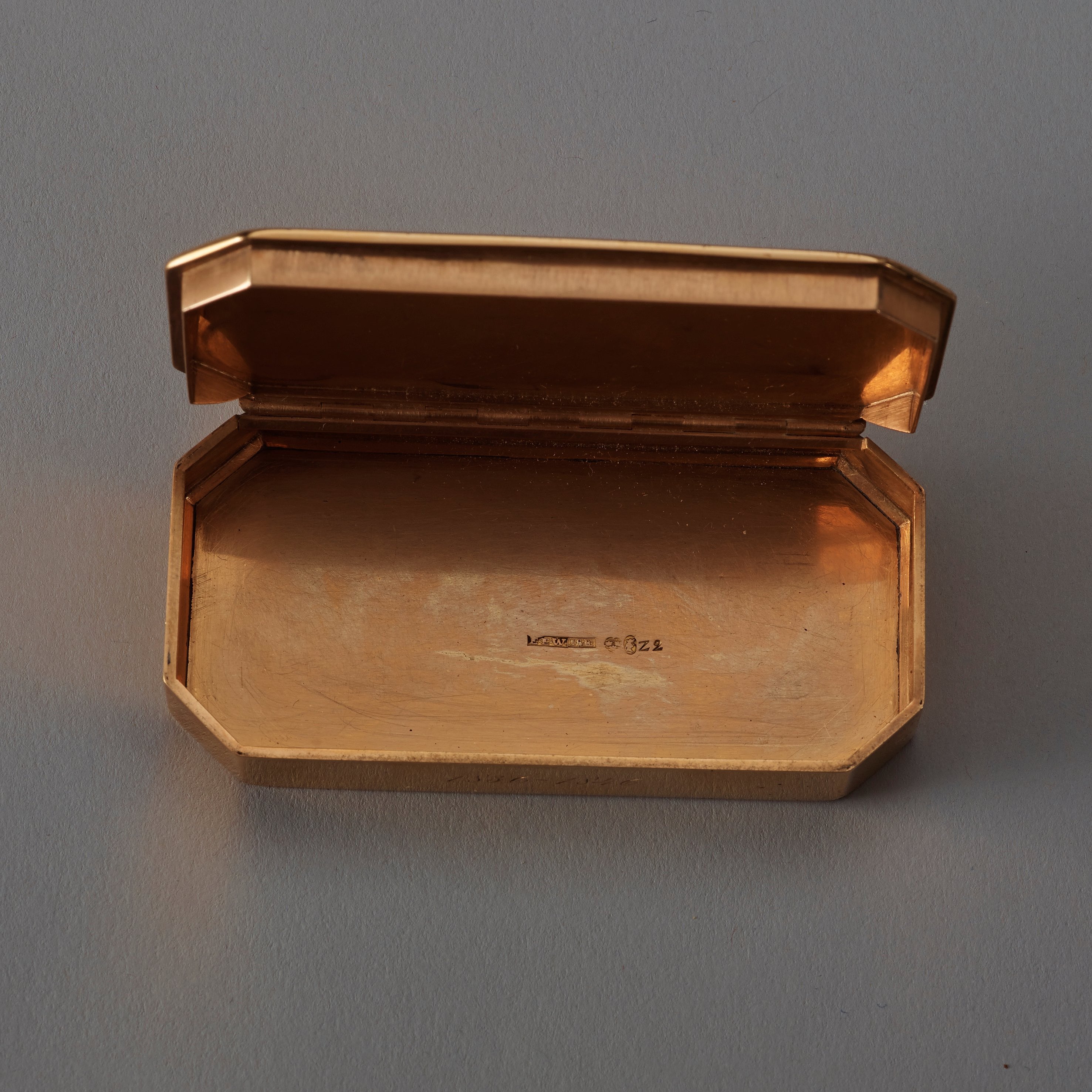 SNUSDOSA, guld 18K, av Ernst Emanuel Willkommen, Stockholm 1806. Empire ...