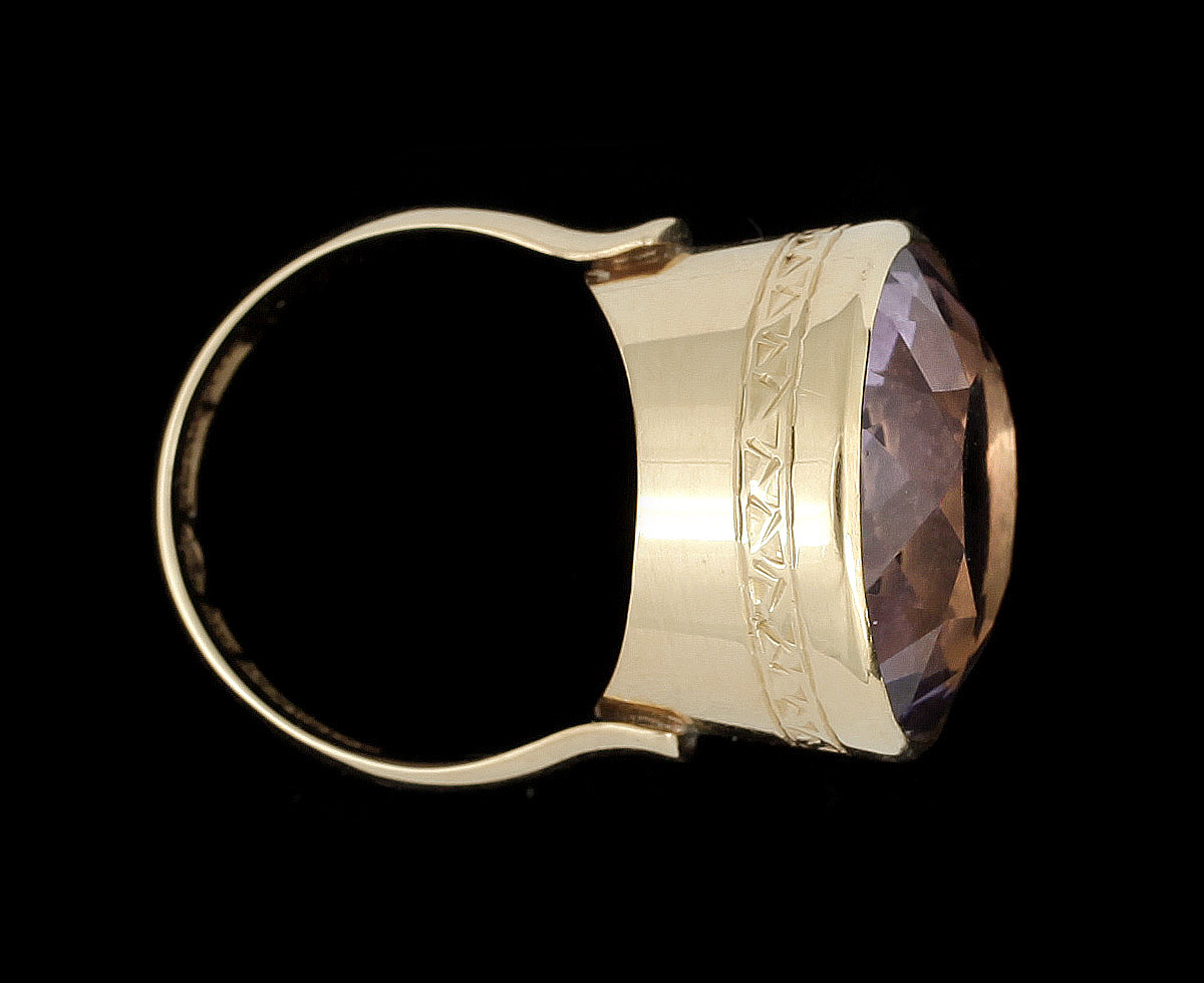 RING, guld 18K, ametist, Gustaf Dahlgren & Co, Malmö 1961. Vikt ca 9 gram. - Bukowskis