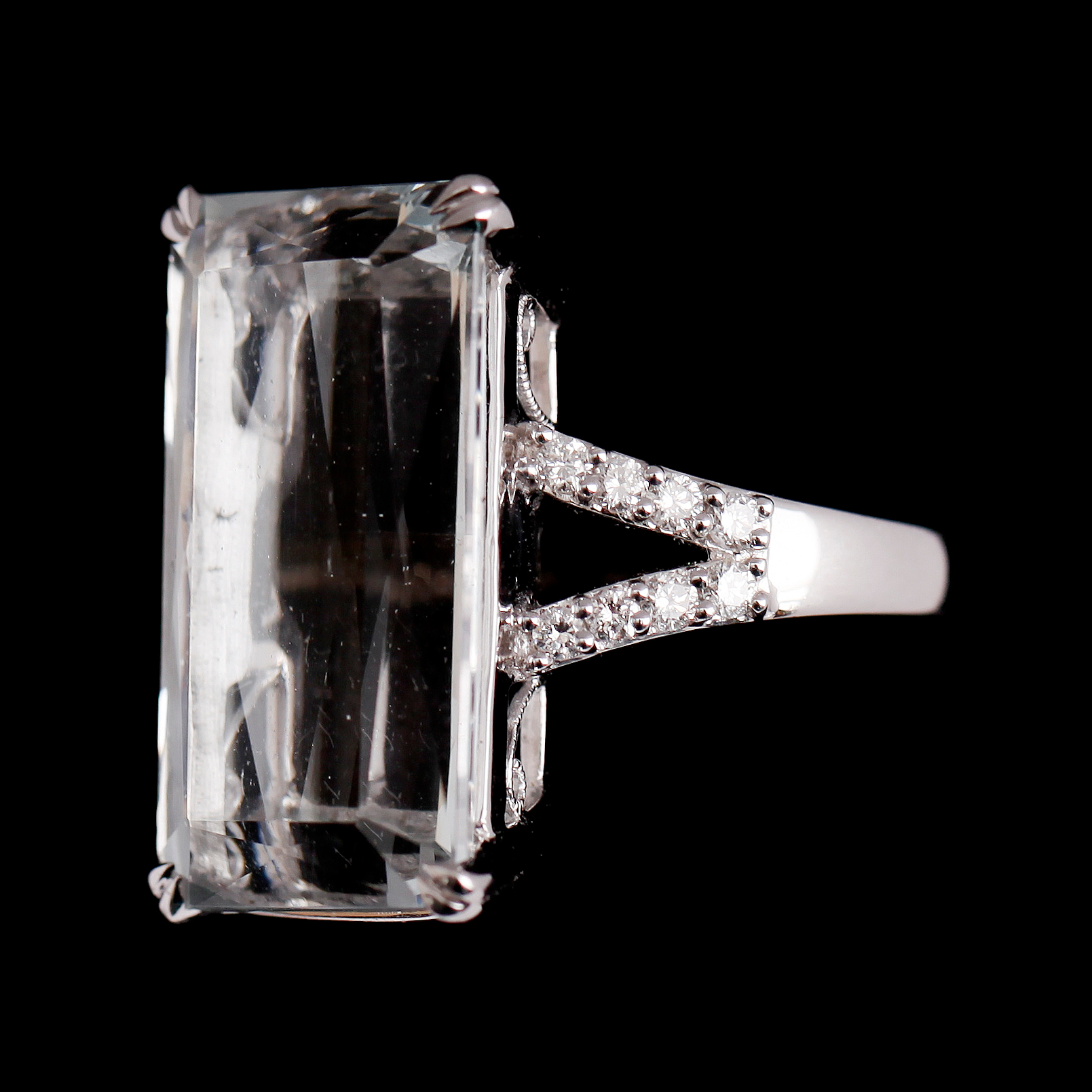 RING, 18 k vitguld, med akvamarin 16.95 ct samt briljantslipade ...