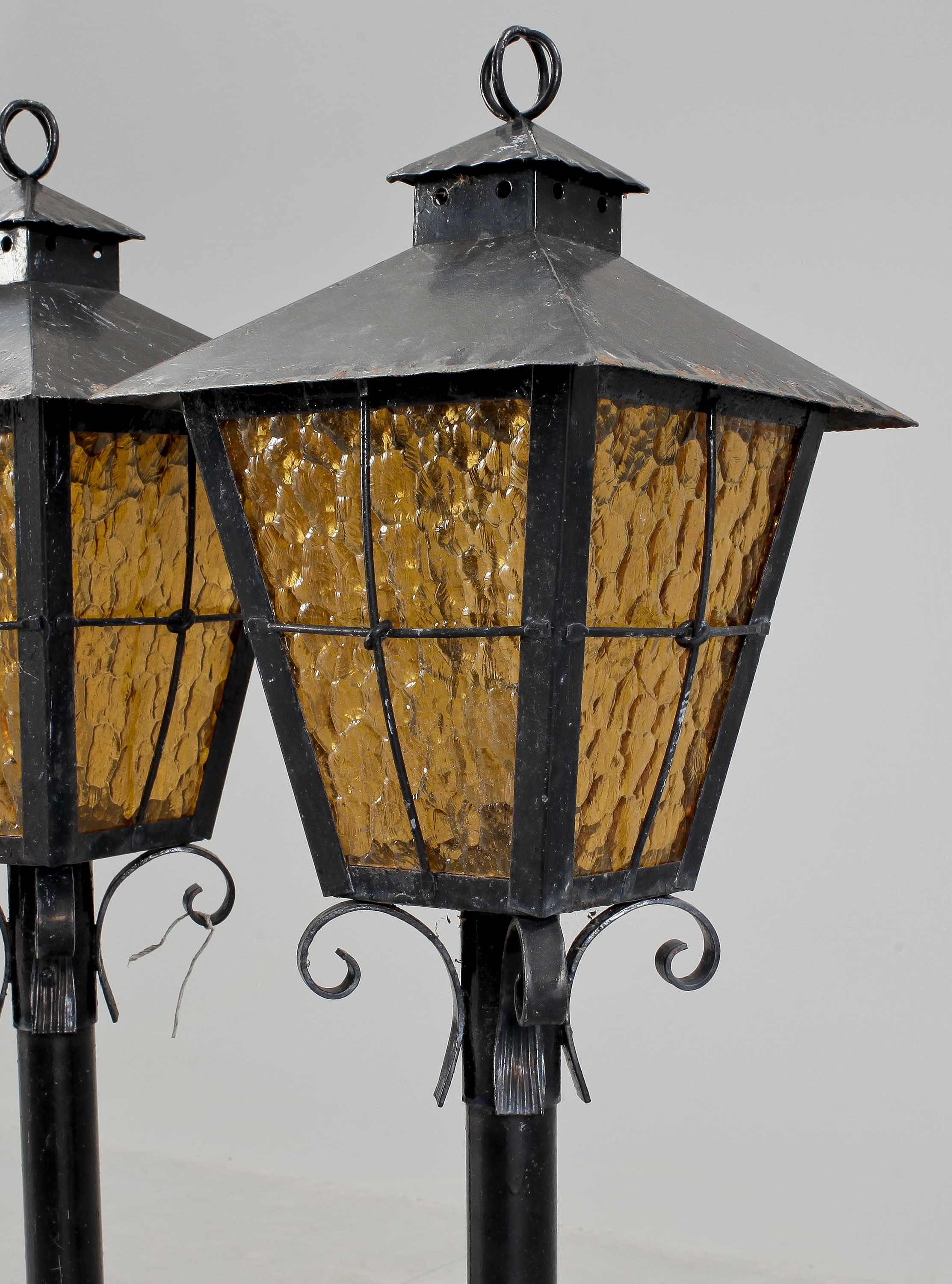 LYKTOR, ett par, järn, 1900-talets andra hälft. - Bukowskis