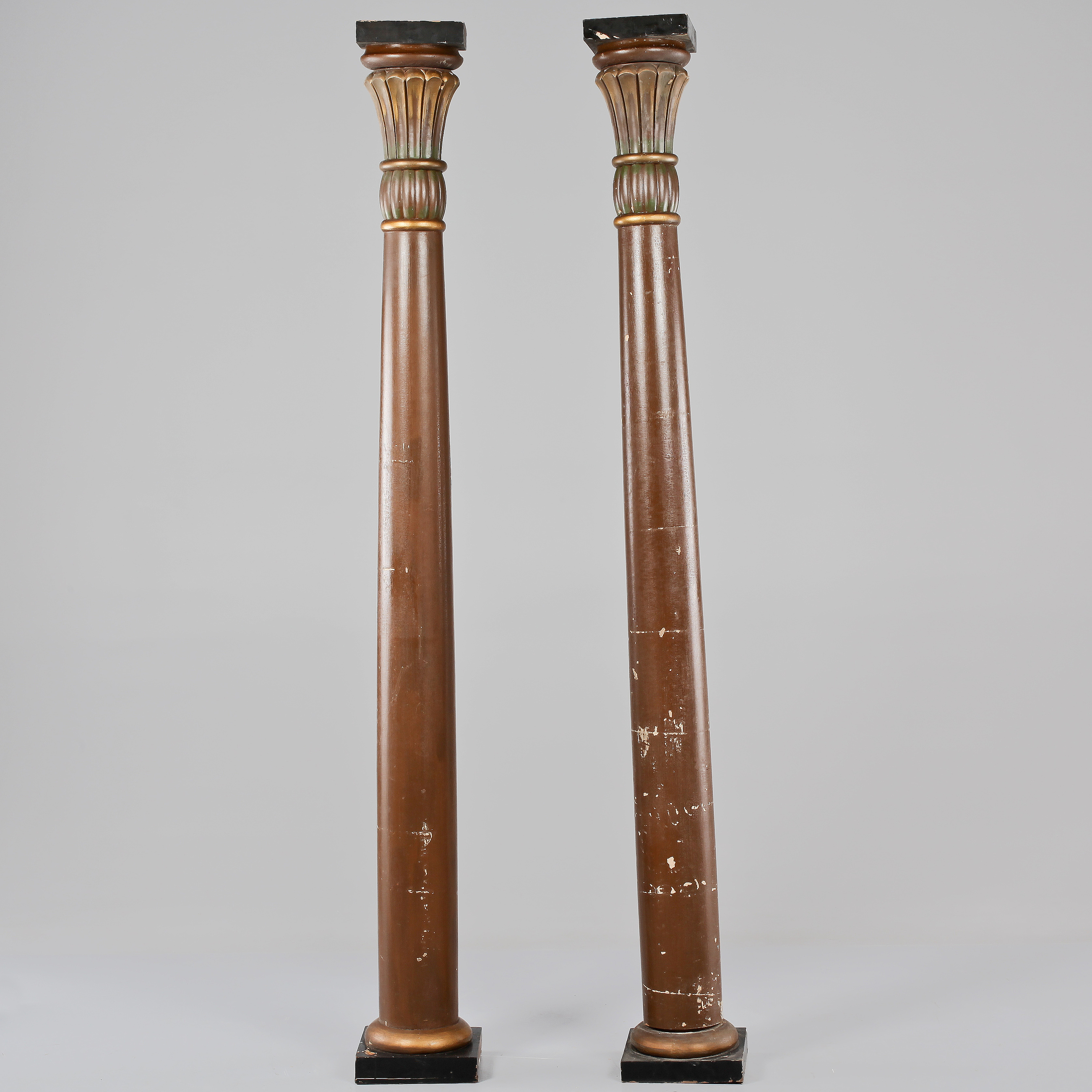 KOLONNER, ett par, 1900-talets första hälft. - Bukowskis