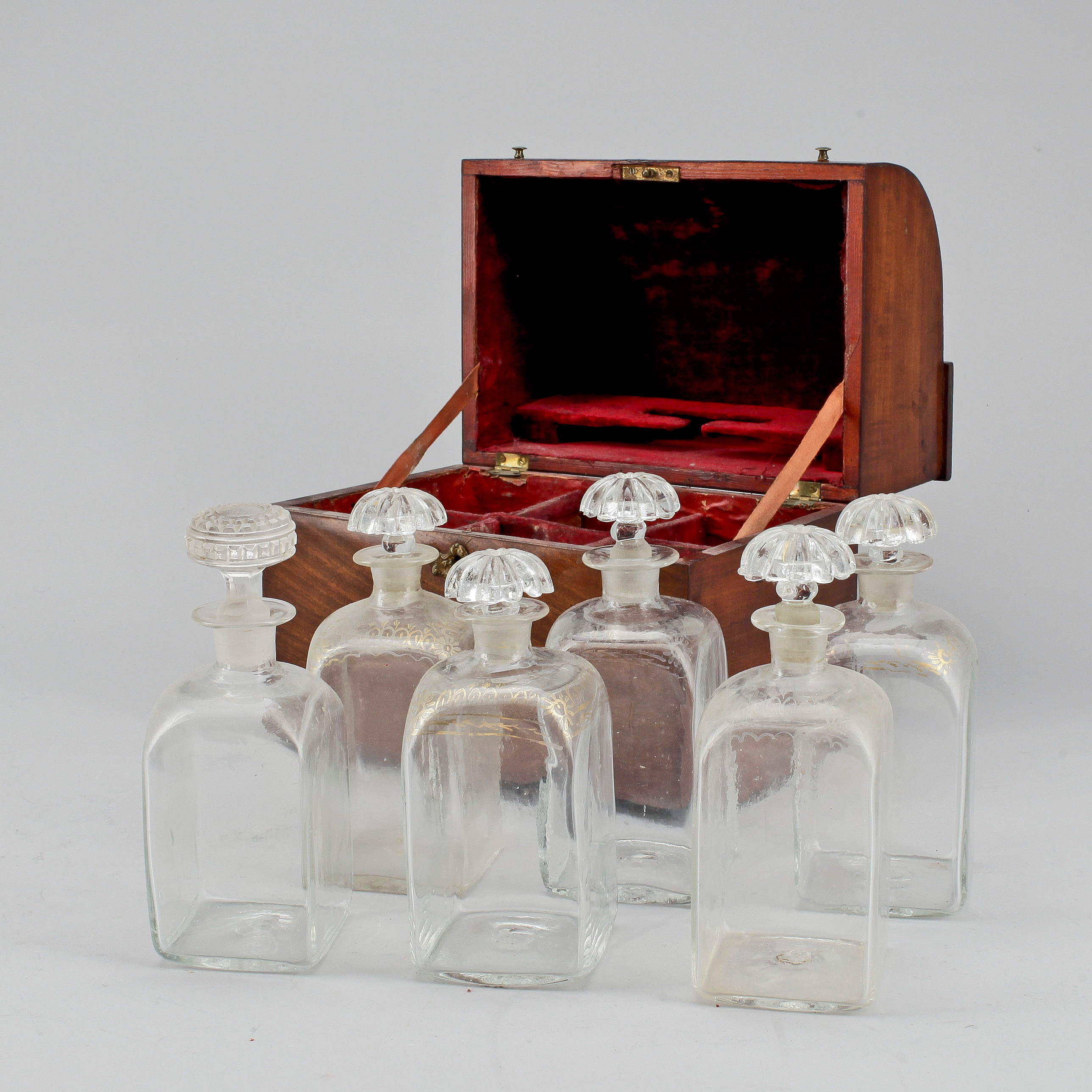 SCHATULL MED FLASKOR. 1800-tal. - Bukowskis