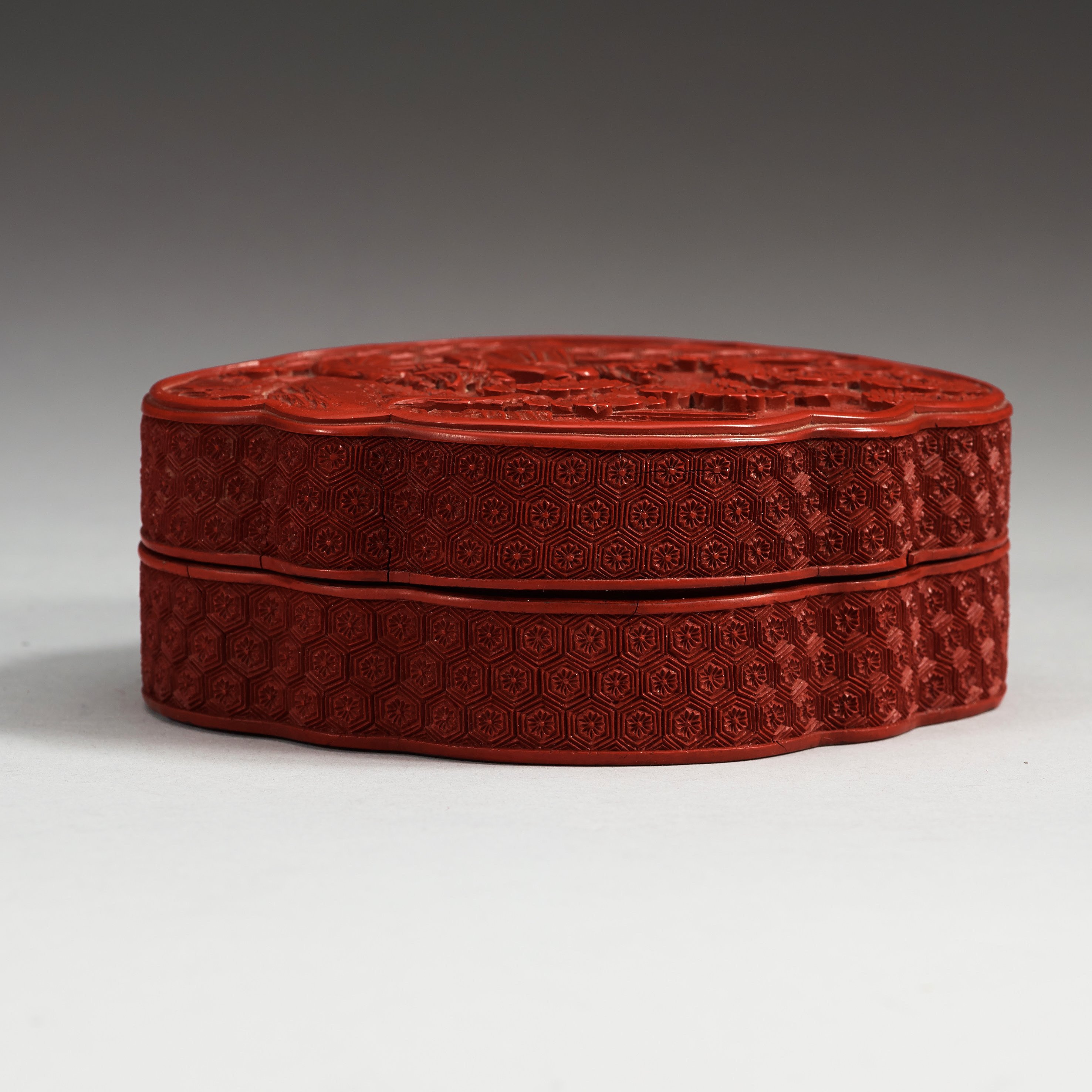 A red lacquer box with cover, Qing dynasty, 18th Century. - Bukowskis