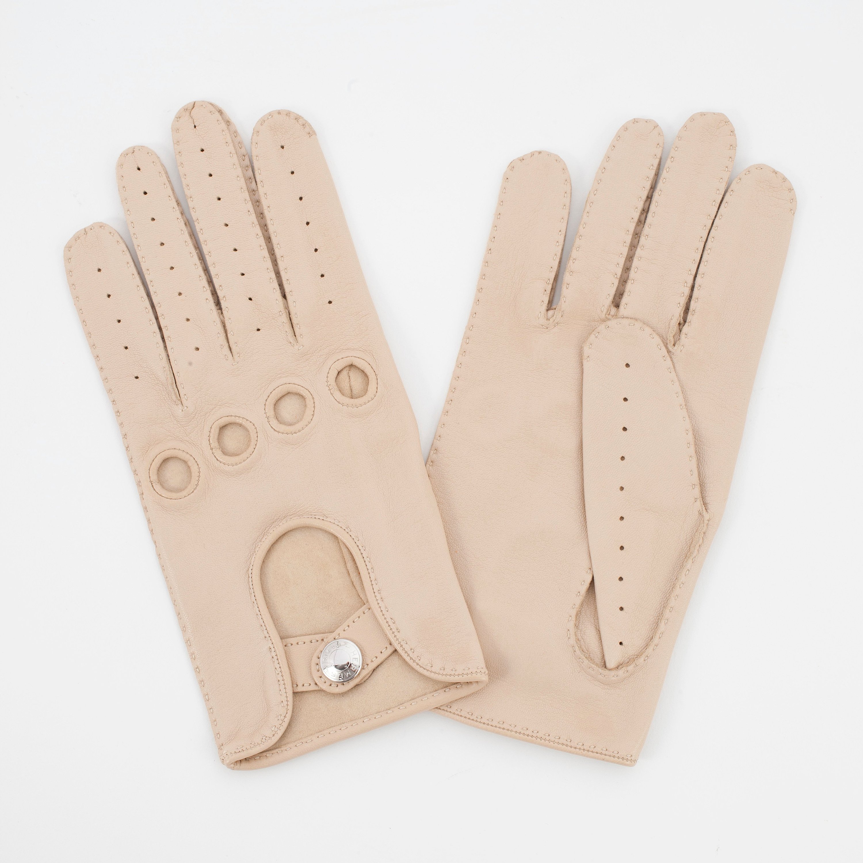HERMÈS, a pair of beige lambskin leather gloves. - Bukowskis