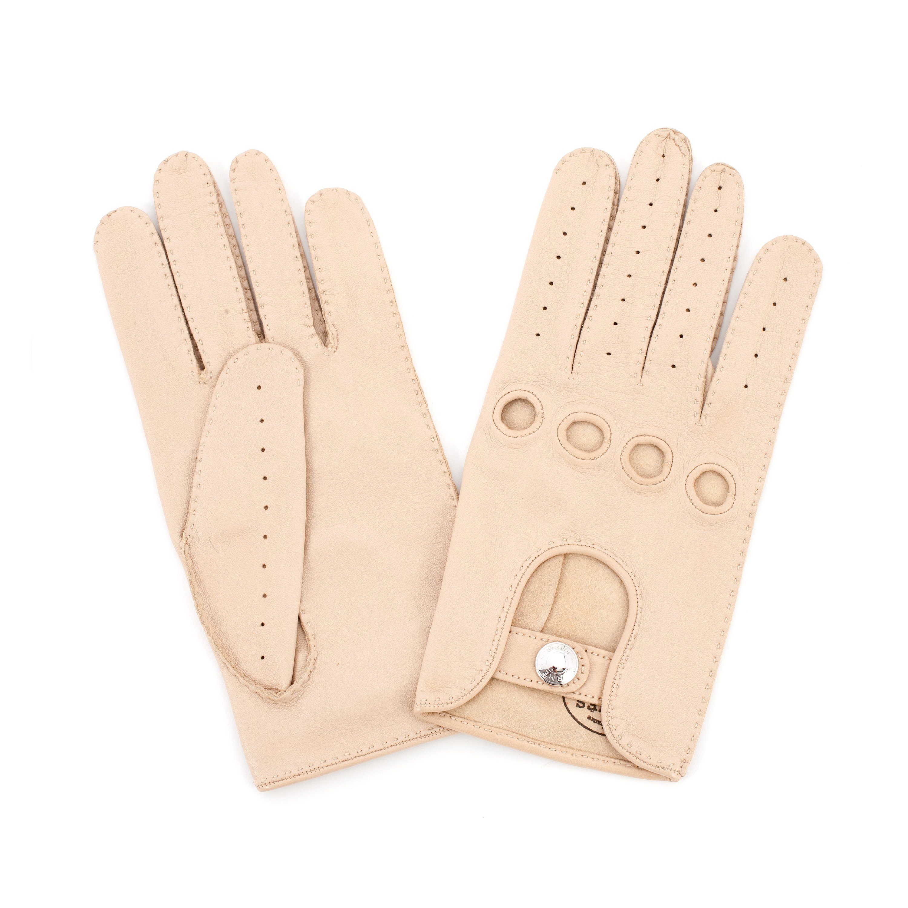 HERMÈS, a pair of beige lambskin leather gloves. - Bukowskis
